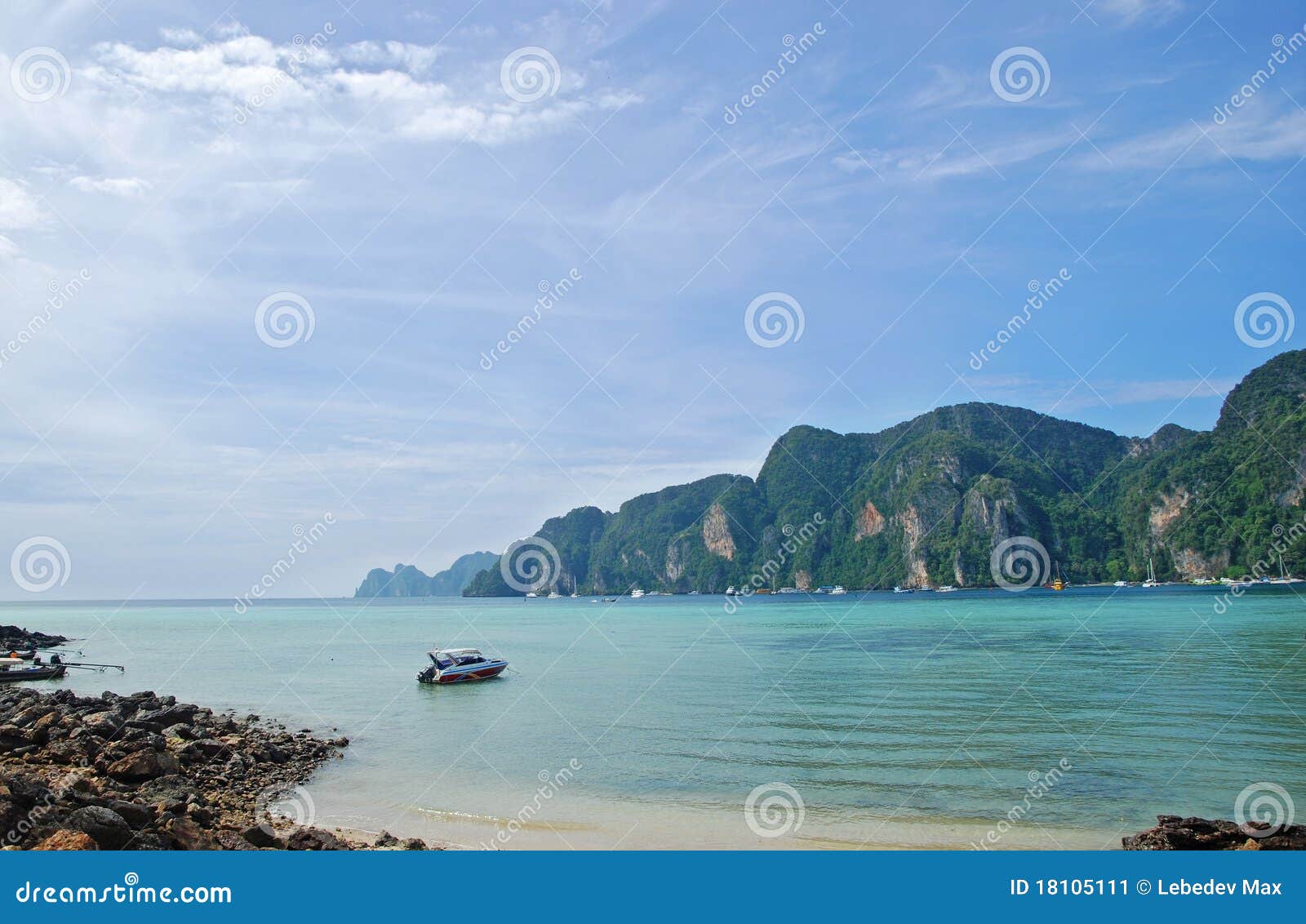 Isla en el mar. imagen de archivo. Imagen de nube, barco - 18105111
