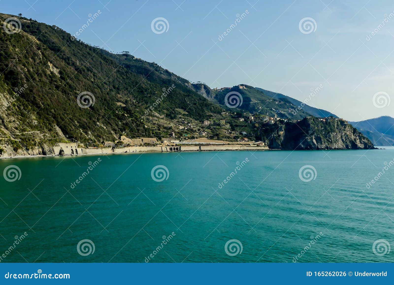 Isla en el mar foto de archivo. Imagen de grecia, cielo - 165262026