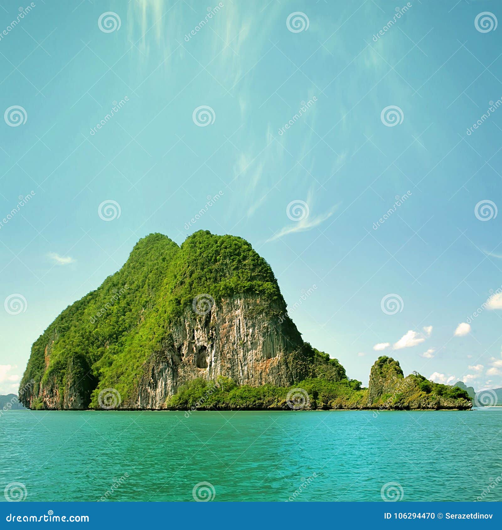 Isla en el medio del mar foto de archivo. Imagen de provincia - 106294470