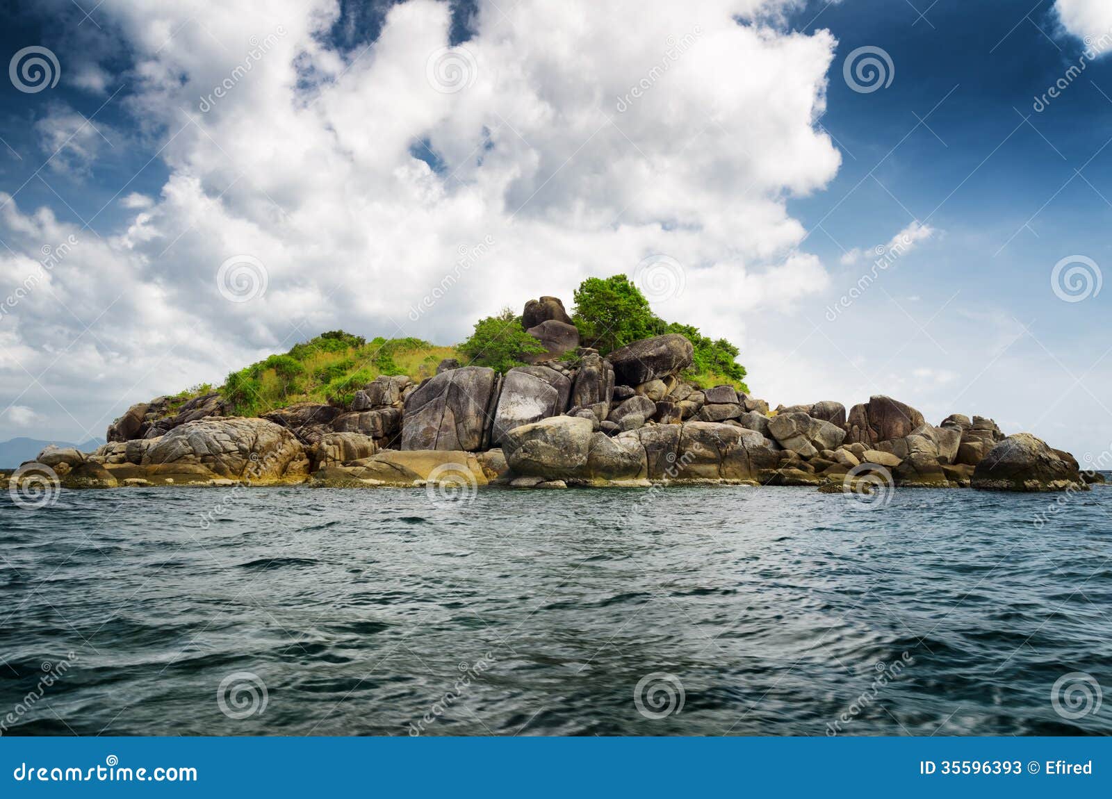 Isla Rocosa En El Mar De Andaman Imagen de archivo - Imagen de andaman ...