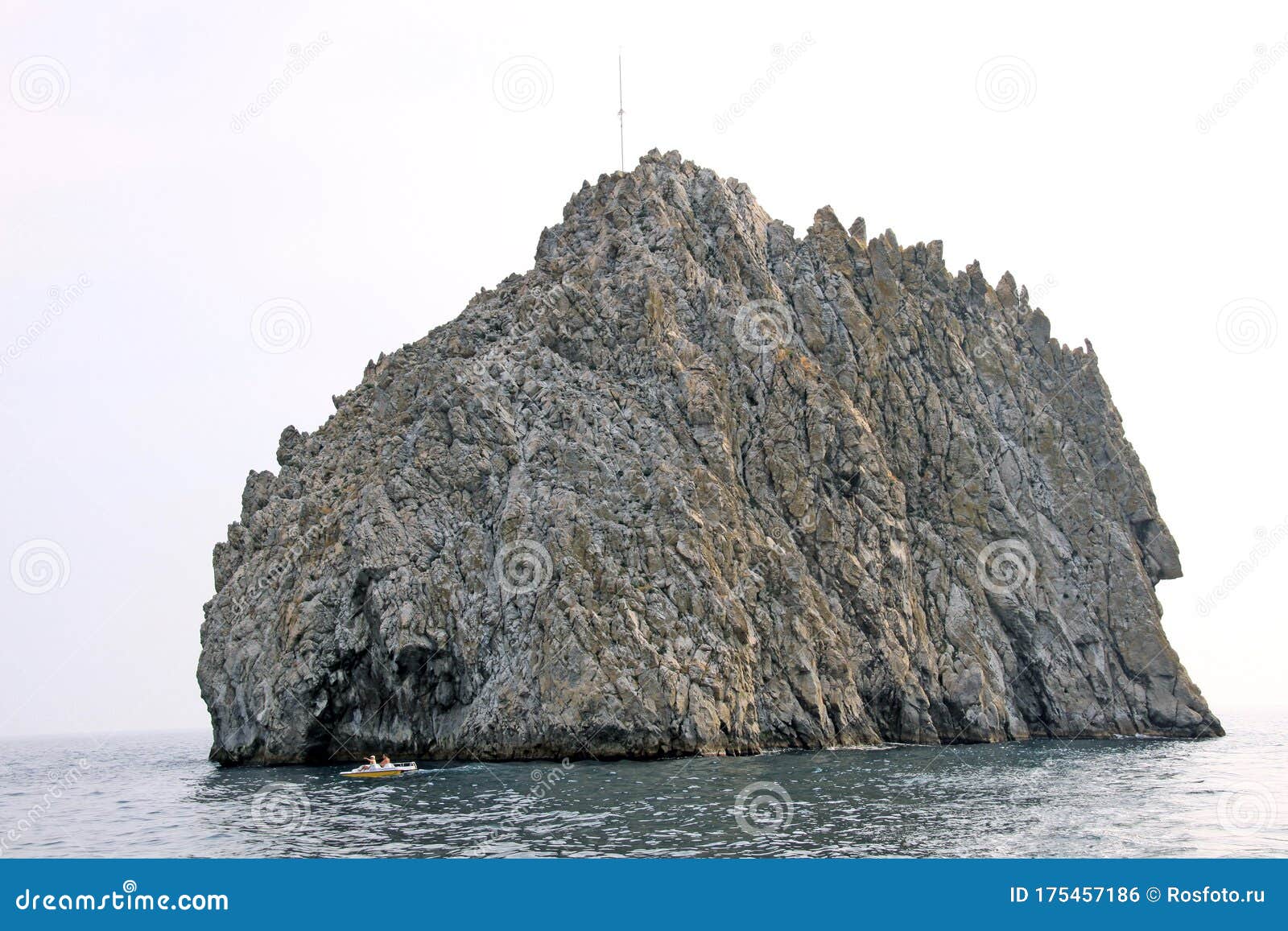 Isla, Una Roca Alta En El Mar En La Costa Foto de archivo - Imagen de ...