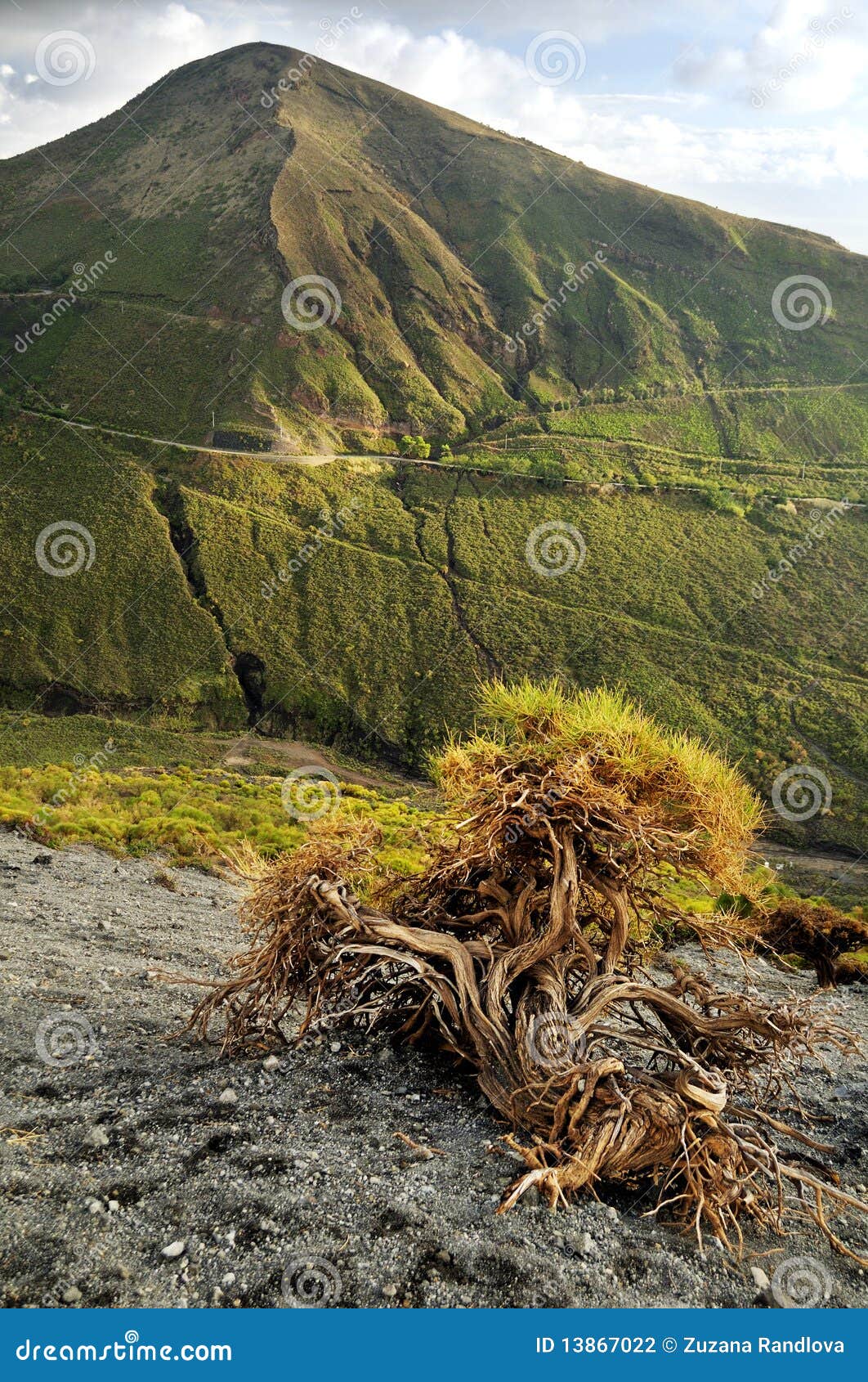 Isla Vulcano foto de archivo. Imagen de afuera, colina - 13867022