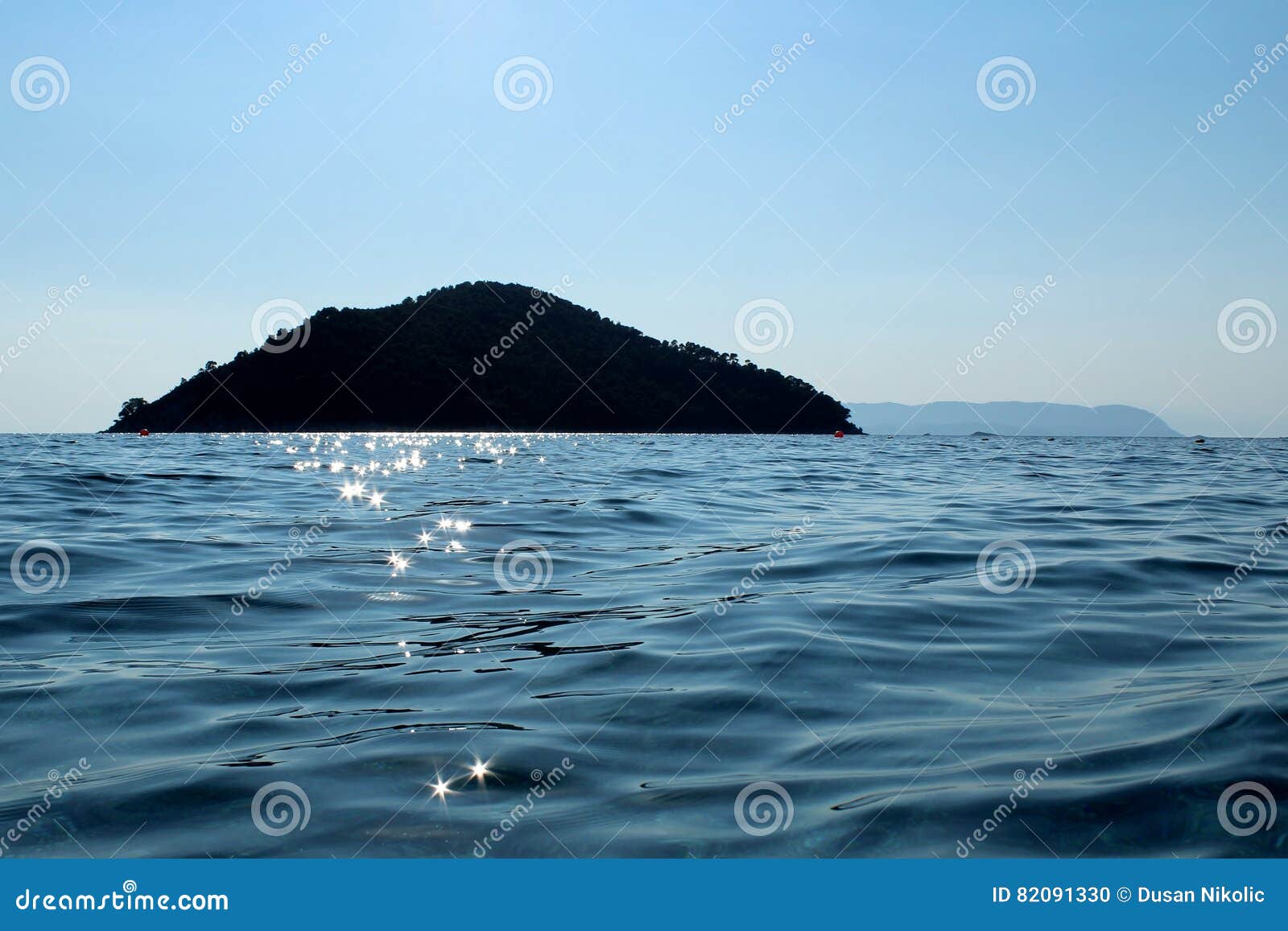 Isla y mar iluminado foto de archivo. Imagen de océano - 82091330