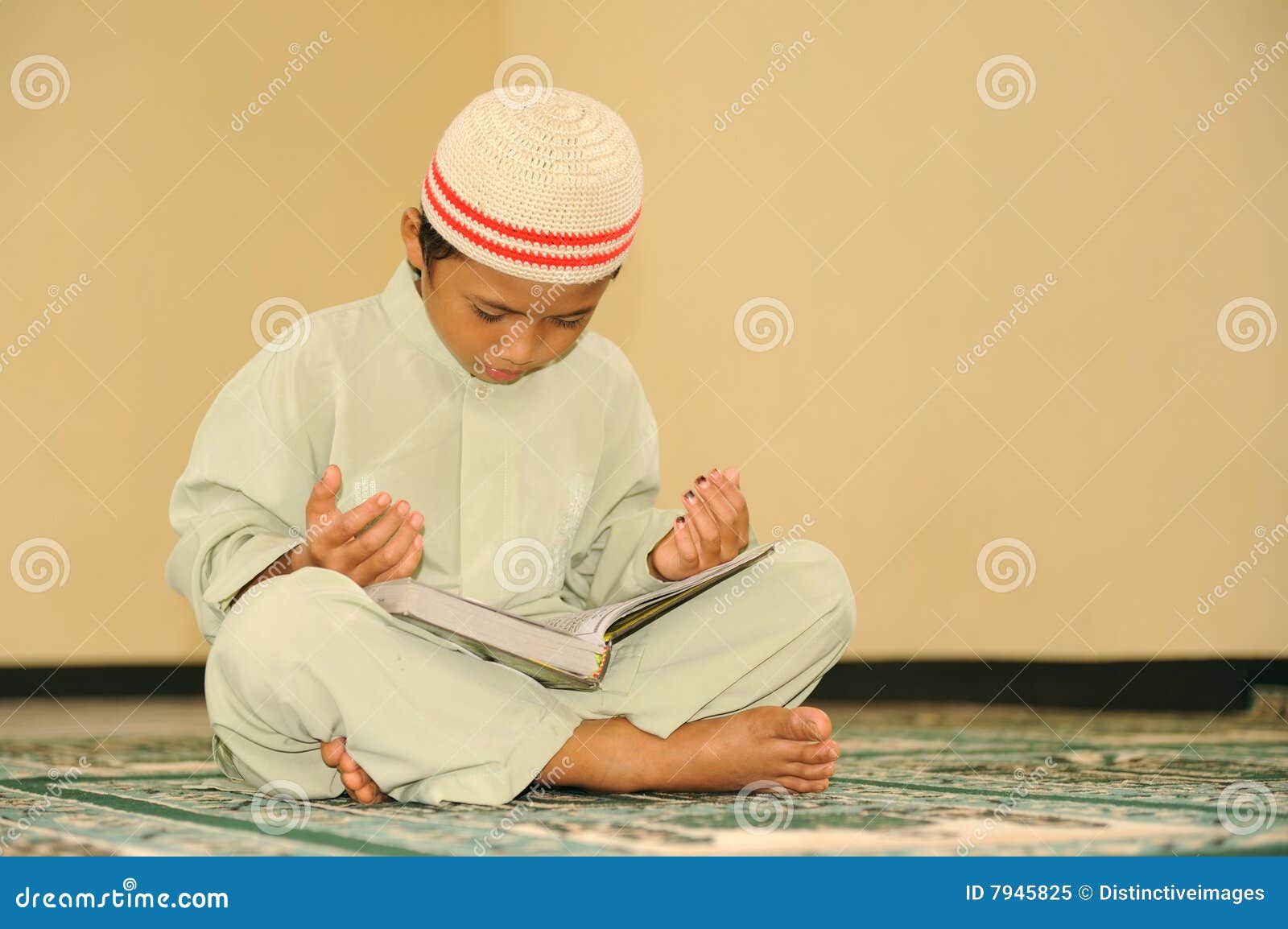 Islam, Kind-Messwert Qur'an Stockbild - Bild von geistig, zicklein: 7945825