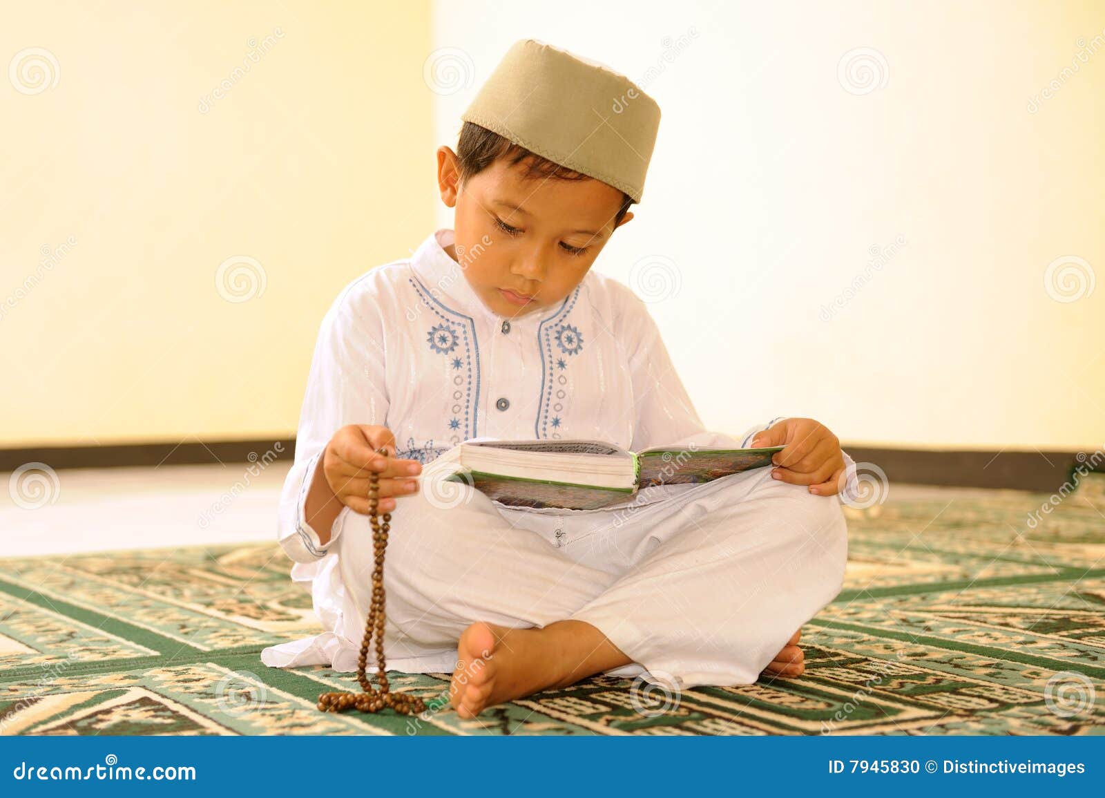 Islam, Kind-Messwert Qur'an Stockfoto - Bild von moslems, geistig: 7945830