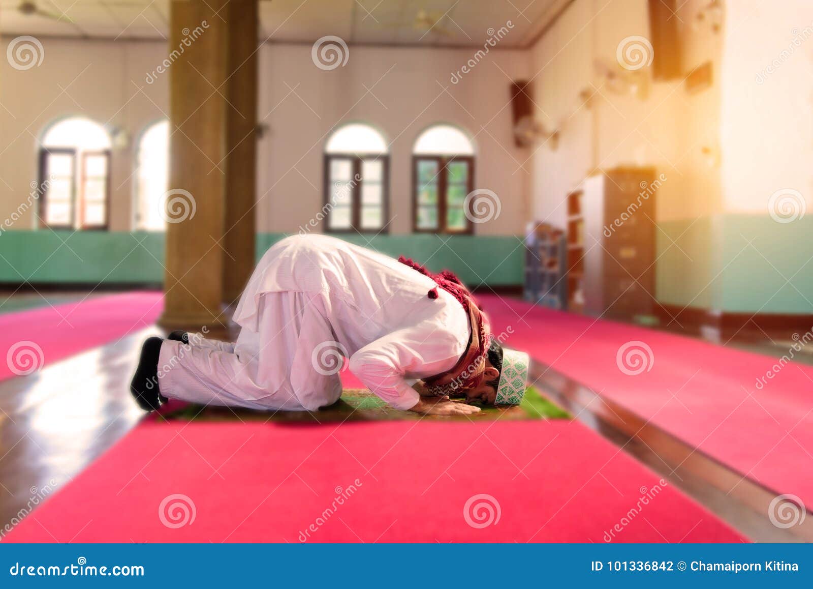 Islam Moslimmens Die in Douanekleding in Moskee Bidden Stock Foto ...