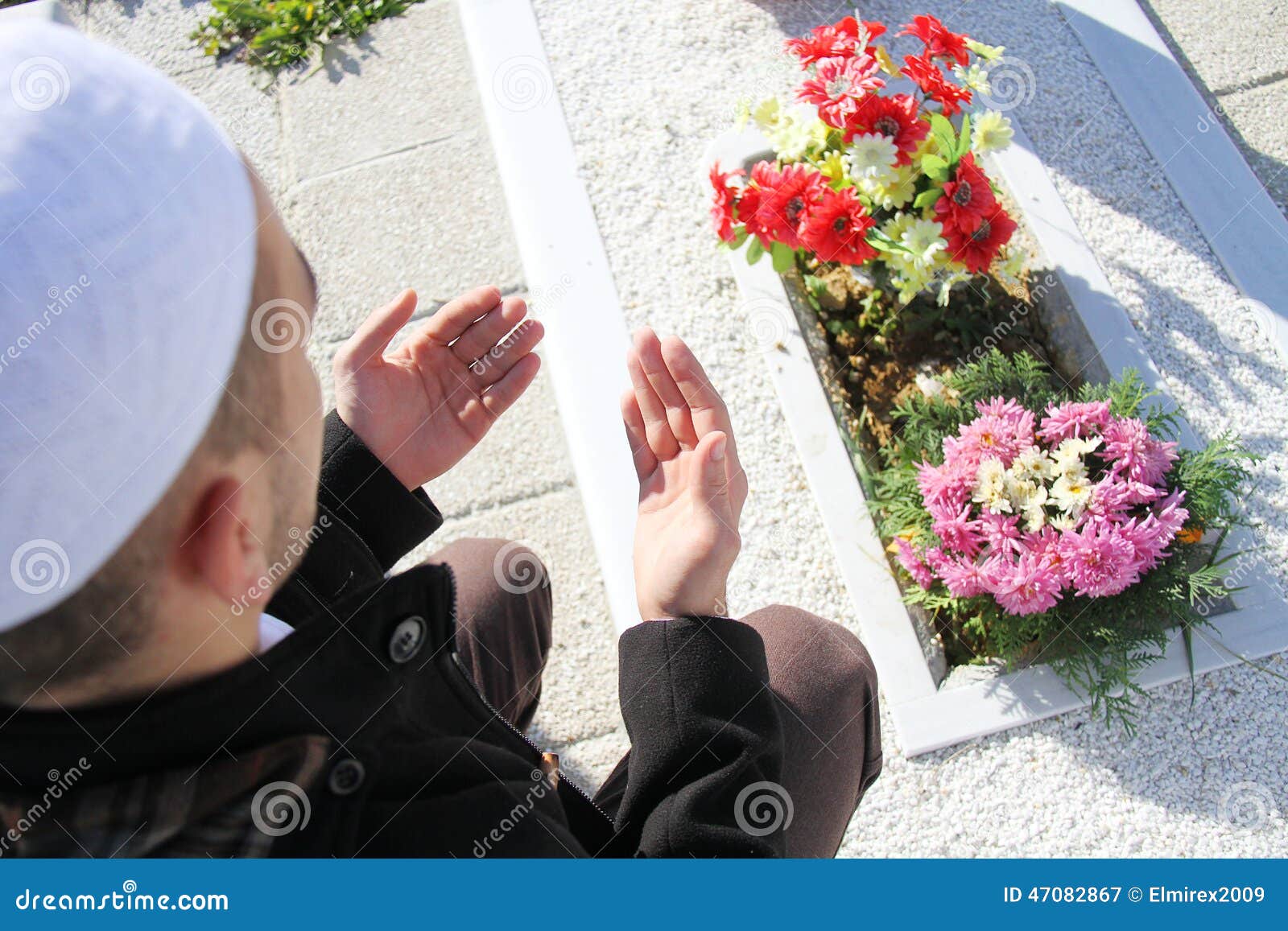 Islamic Praying on Dead Person Stock Image - Image of muslim, nature ...