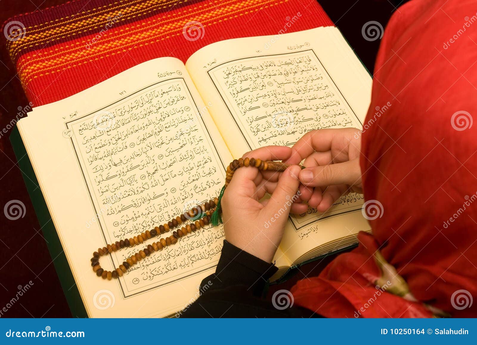 Islamic Woman Using Smartphones App Organize Schedule Agenda Focus On ...