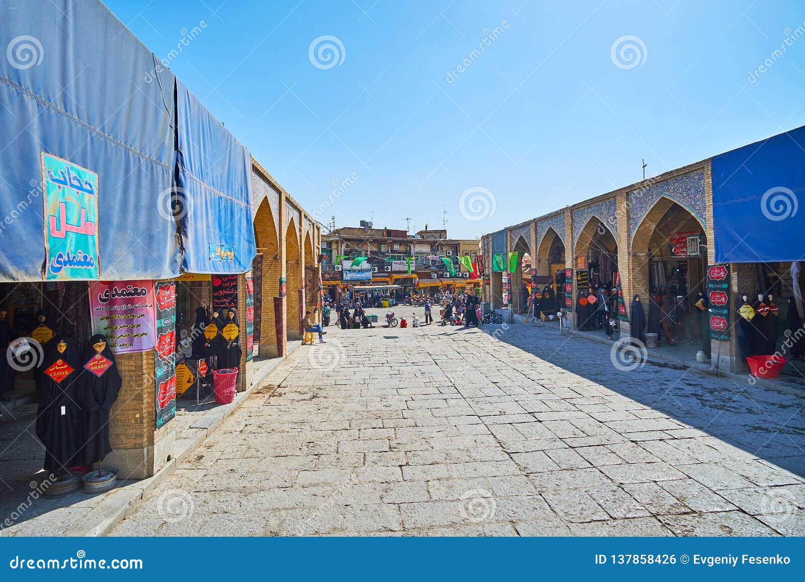 Islamitische Kleren in De Grote Bazaar Van Isphahan, Iran Redactionele ...