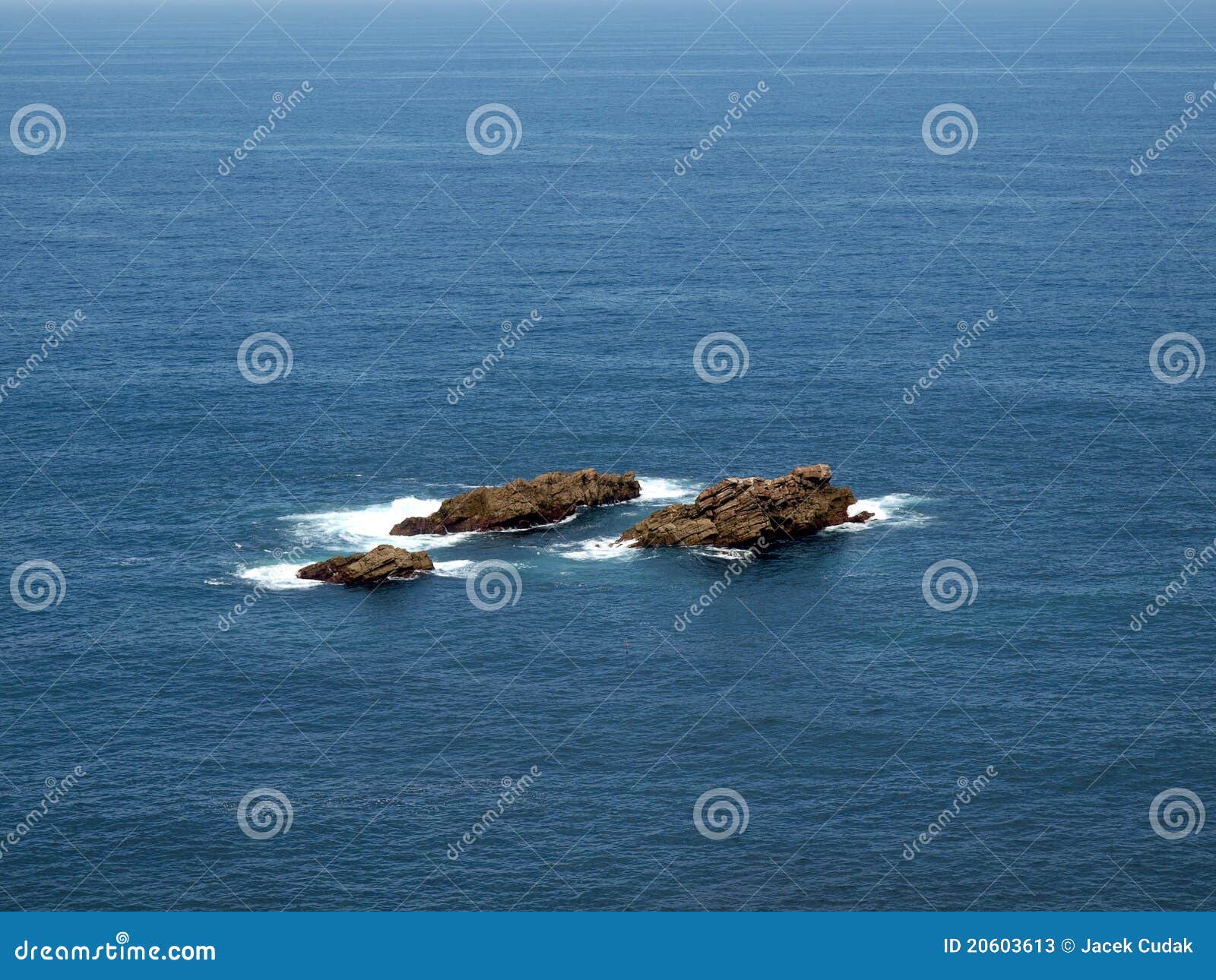 Islote rocoso imagen de archivo. Imagen de océano, isla - 20603613