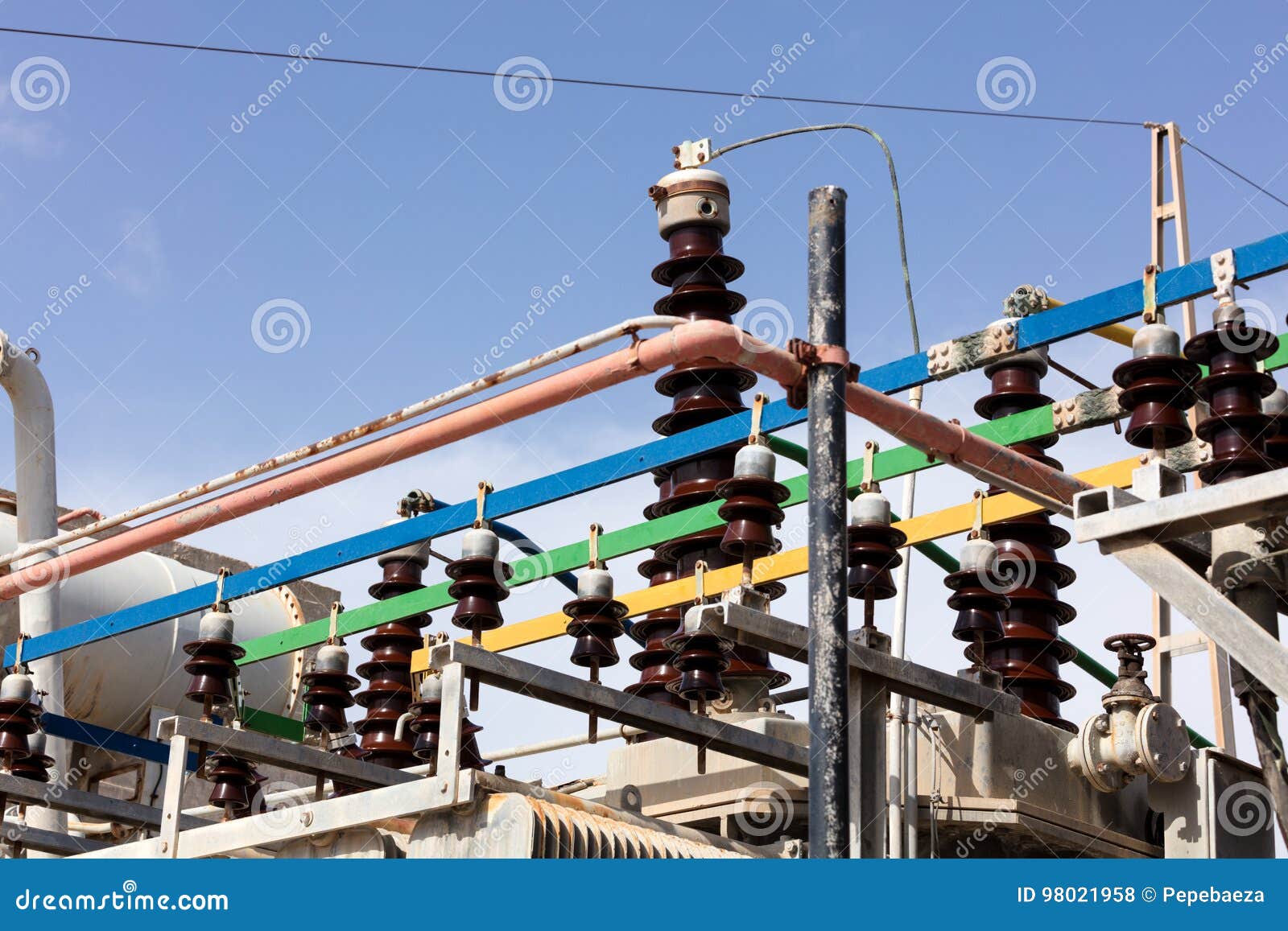 Isolatoren in Der Hochspannung Stockfoto - Bild von aktuell, keramisch ...