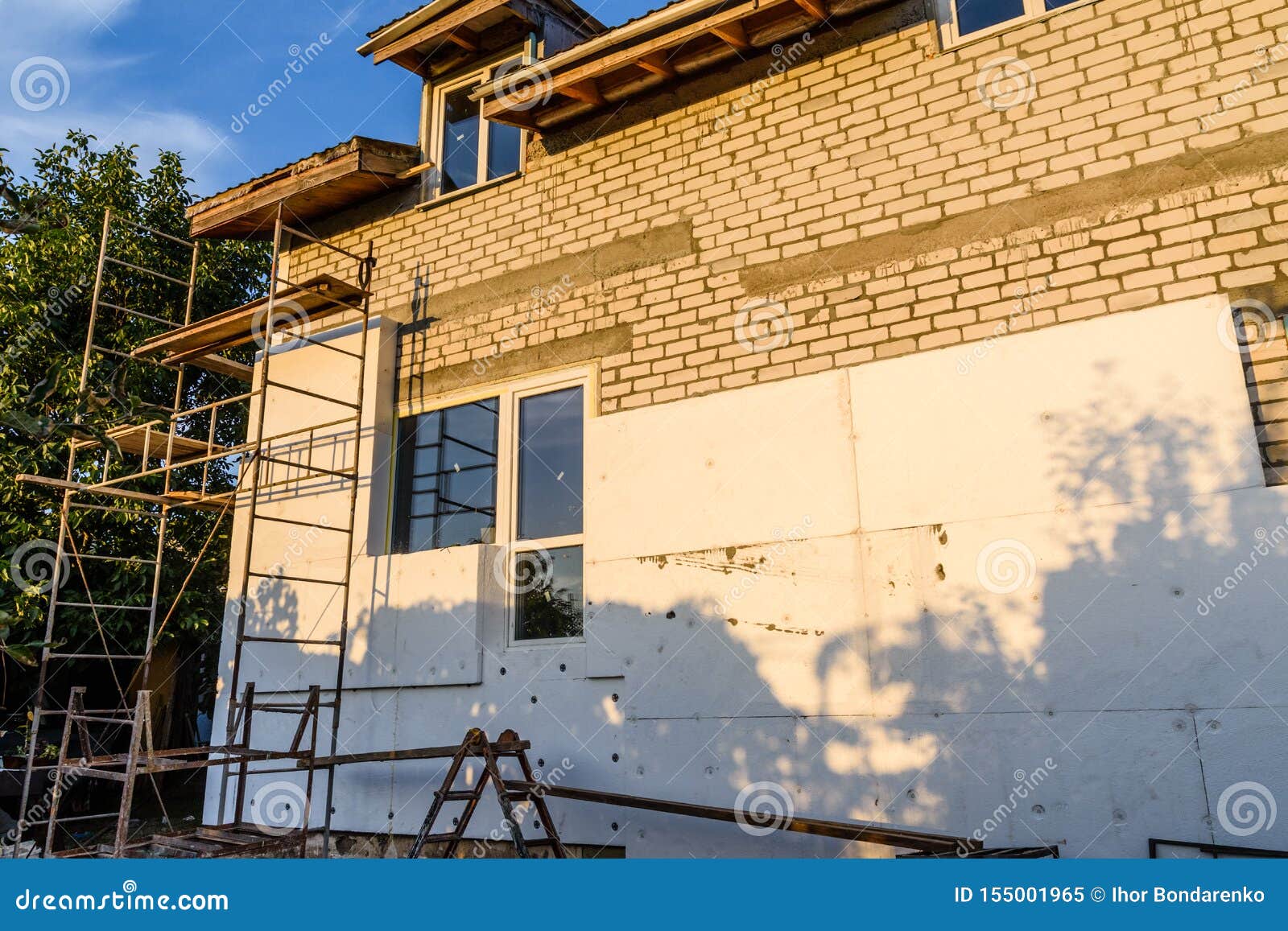 Isolering Av Huset Med Polystyren St?llning P? Byggnad Fotografering ...