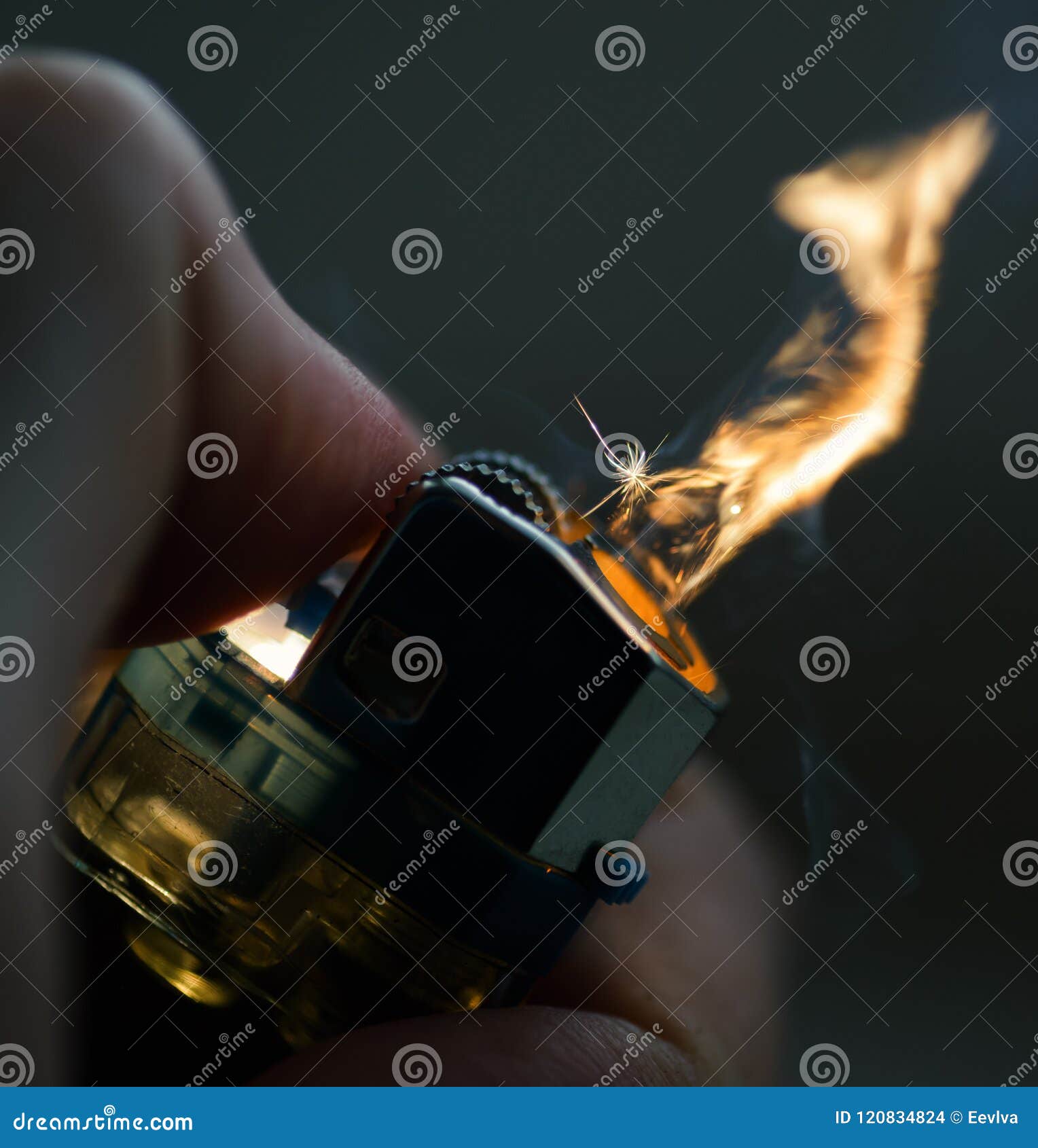 Isqueiros Com Brilho Da Chama Foto de Stock - Imagem de fumo, acender ...