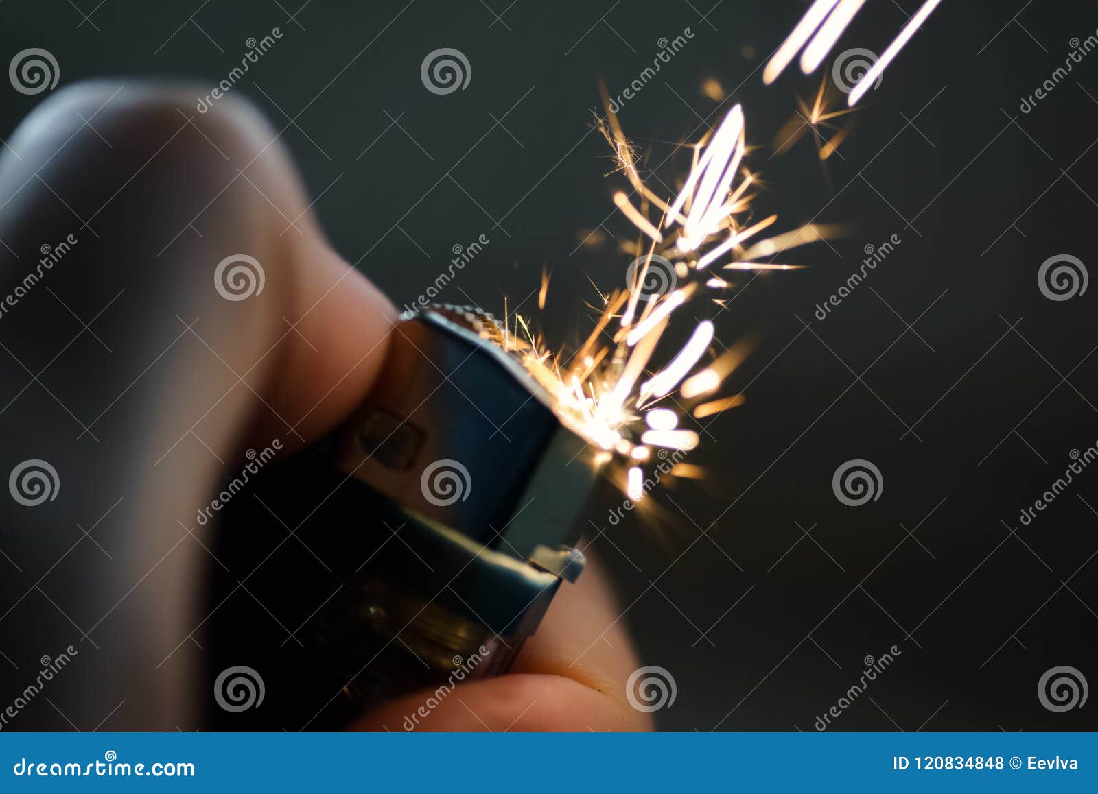 Isqueiros Com Brilho Da Chama Foto de Stock - Imagem de polegar ...