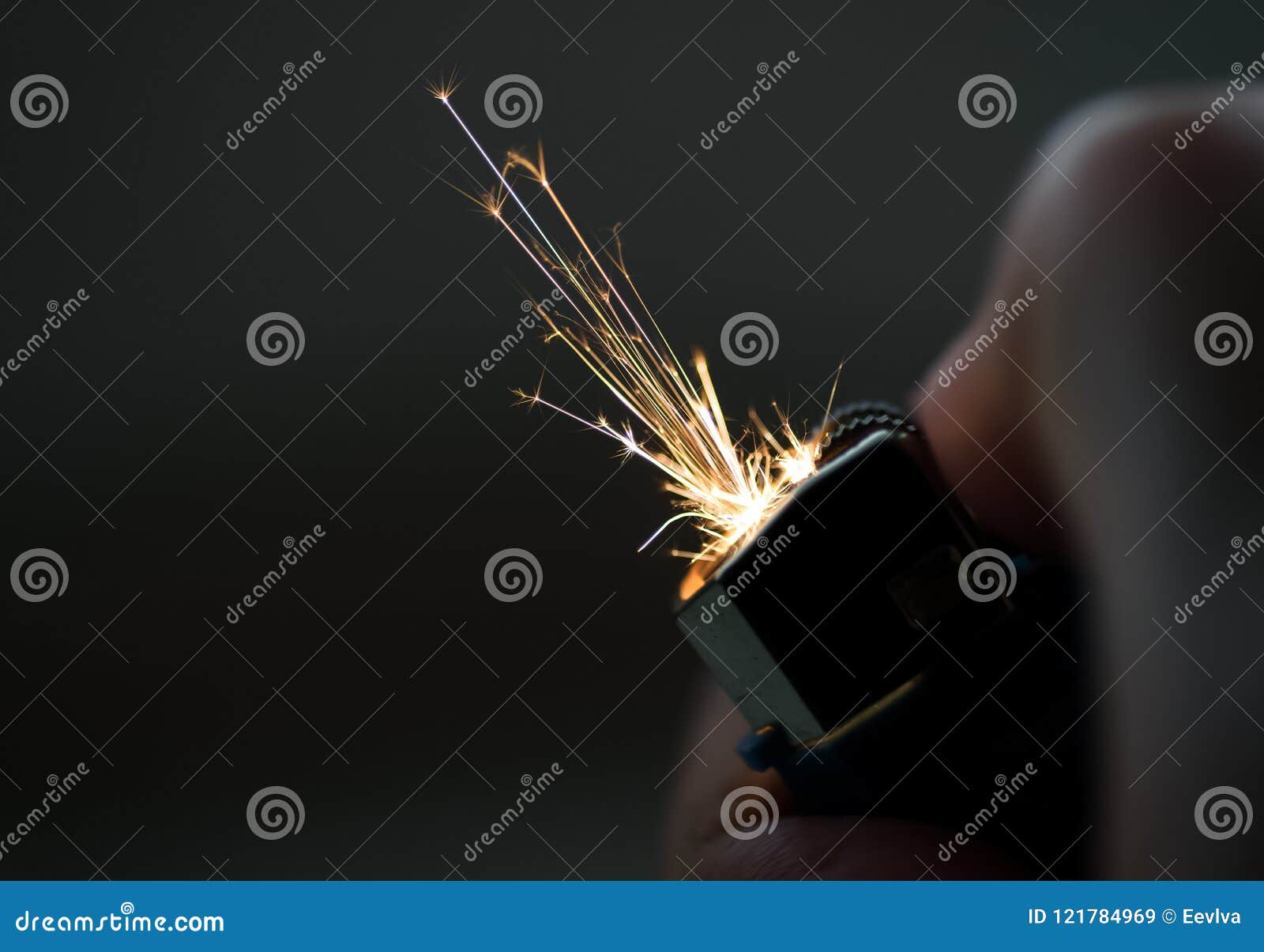 Isqueiros Com Brilho Da Chama Imagem de Stock - Imagem de isqueiro ...