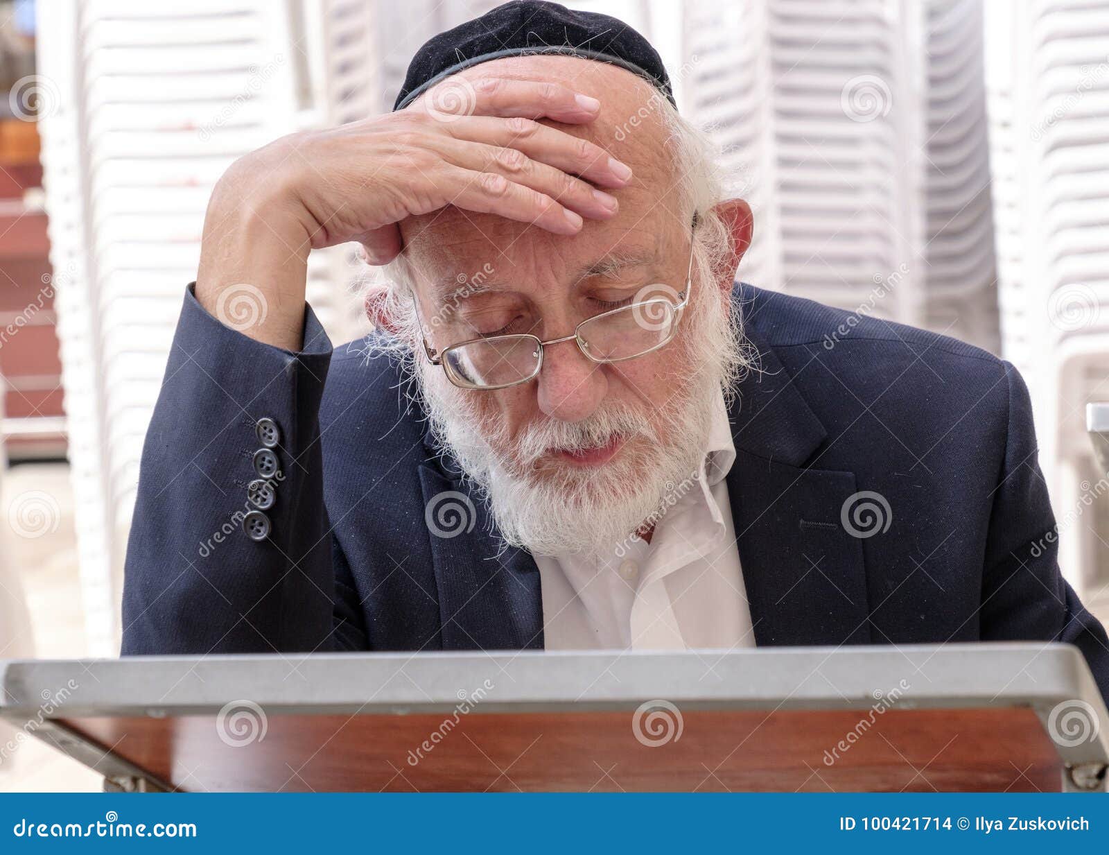 A jewish old man praying editorial stock image. Image of temple - 100421714 A jewish old man praying editorial stock image. Image of temple - 100421714