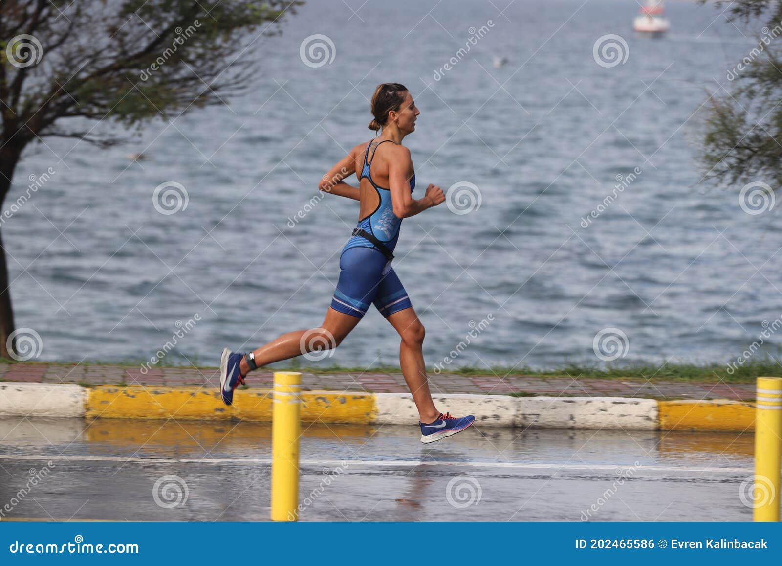 Istanbul Sprint Triathlon editorial photo. Image of runner - 202465586