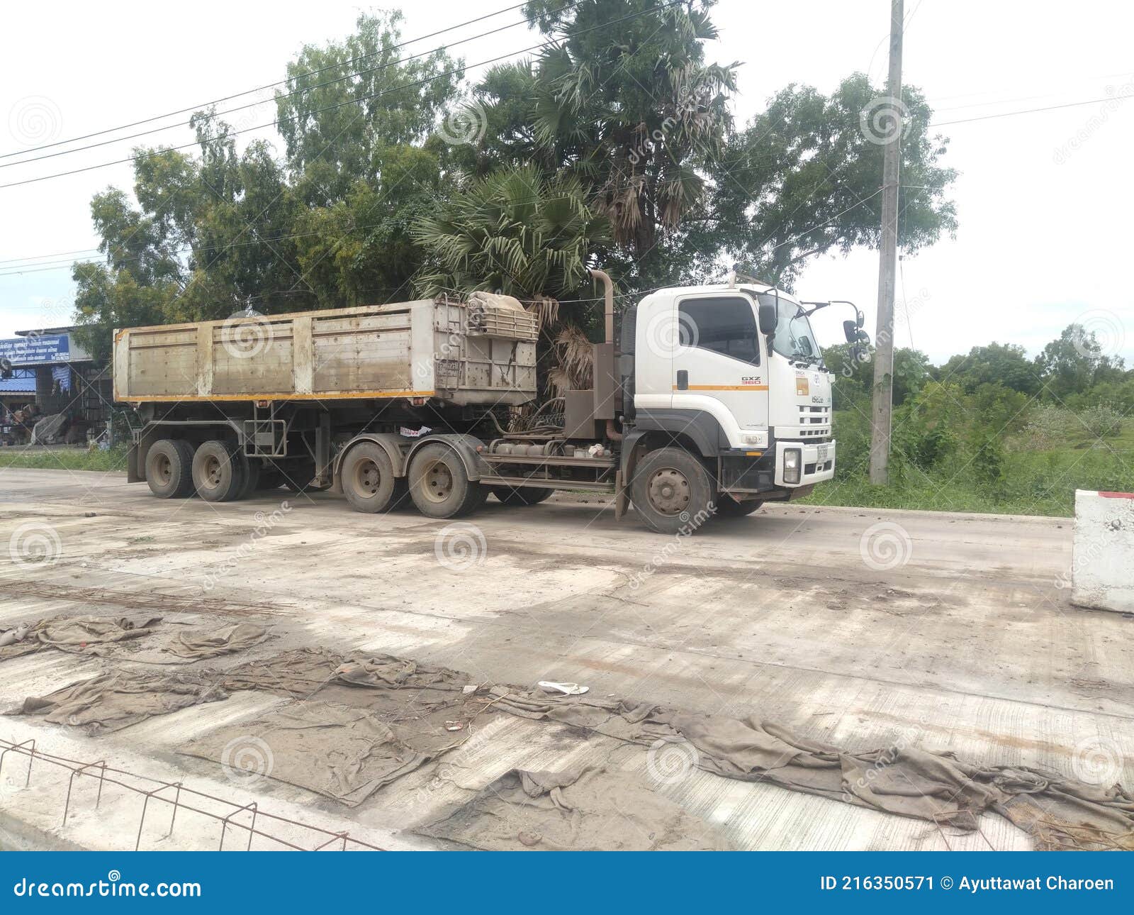 ISUZU DECA TRACTOR GXZ 360 editorial photo. Image of deca - 216350571