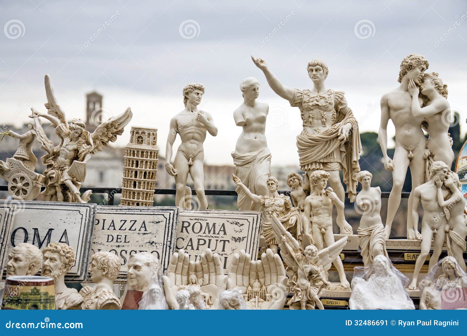 Italiaanse Beroemde Standbeelden En Monumenten Stock Afbeelding - Image ...