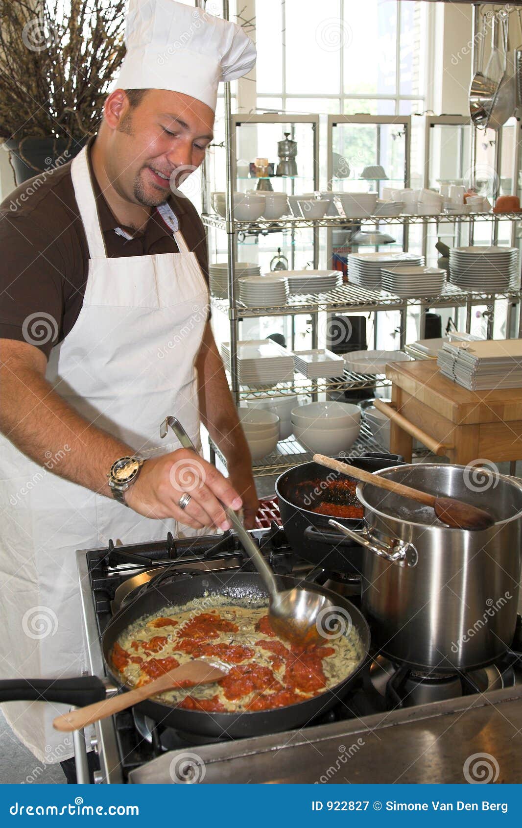 Italiaanse Chef-kok Kokende Deegwaren Stock Afbeelding - Image of ...