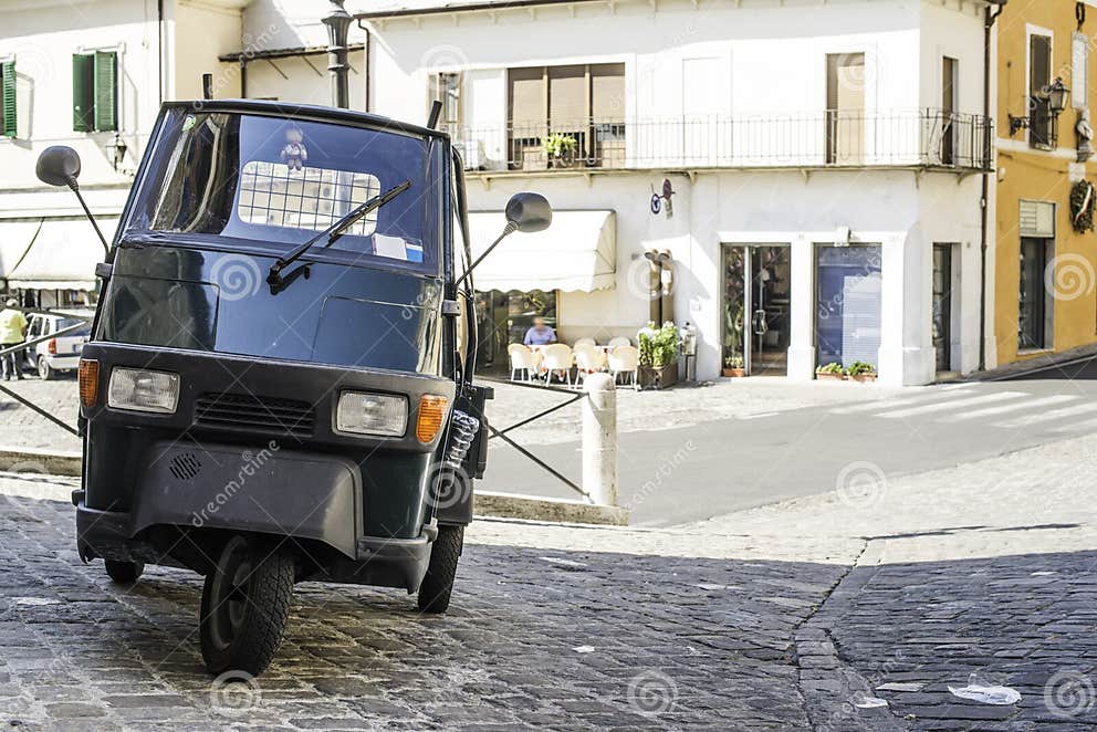 Italiaanse driewieler stock afbeelding. Image of wiel - 42995597