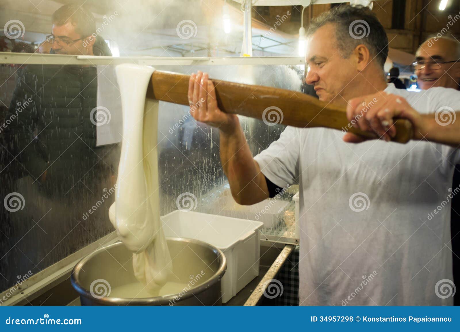 Italiaanse kaasverkoper redactionele stock foto. Image of mensen - 34957298