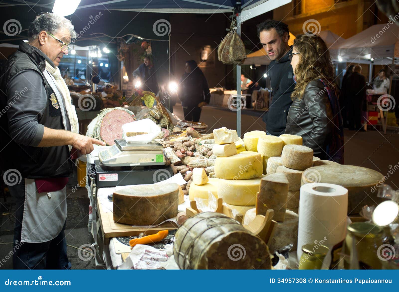 Italiaanse kaasverkoper redactionele stock foto. Image of zuivelfabriek ...