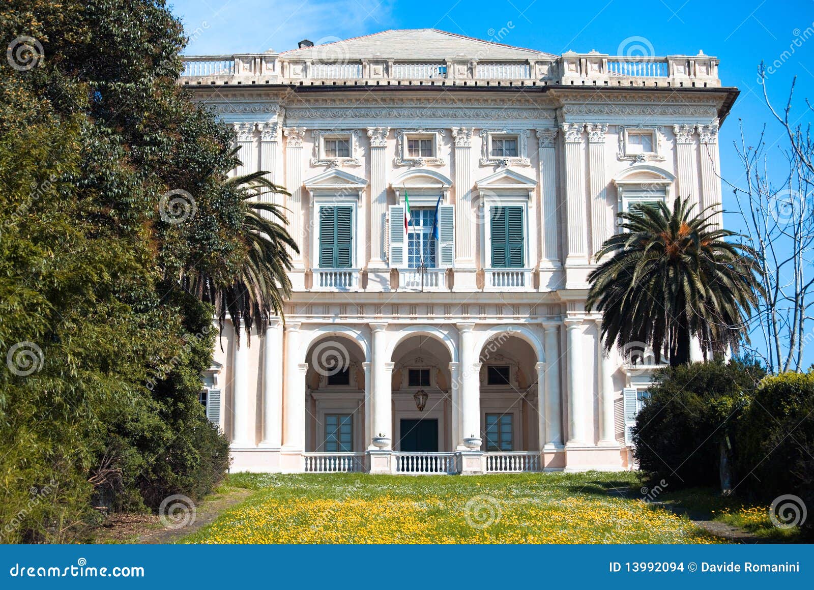 Italiaanse klassieke villa stock foto. Image of klassiek - 13992094