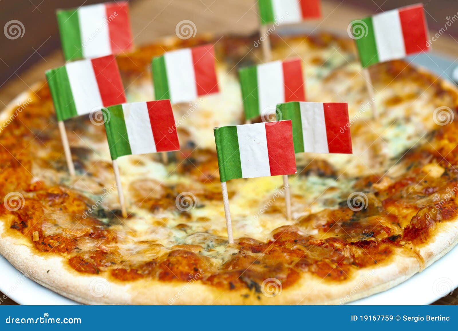 Italiaanse Pizza stock afbeelding. Image of voedsel, versierd - 19167759