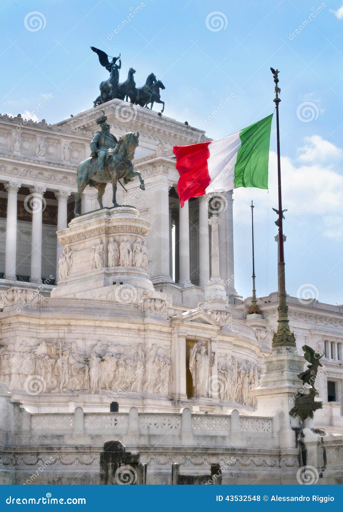 Italiaanse Vlag in Het Vittoriano-monument in Rome Stock Foto - Image ...