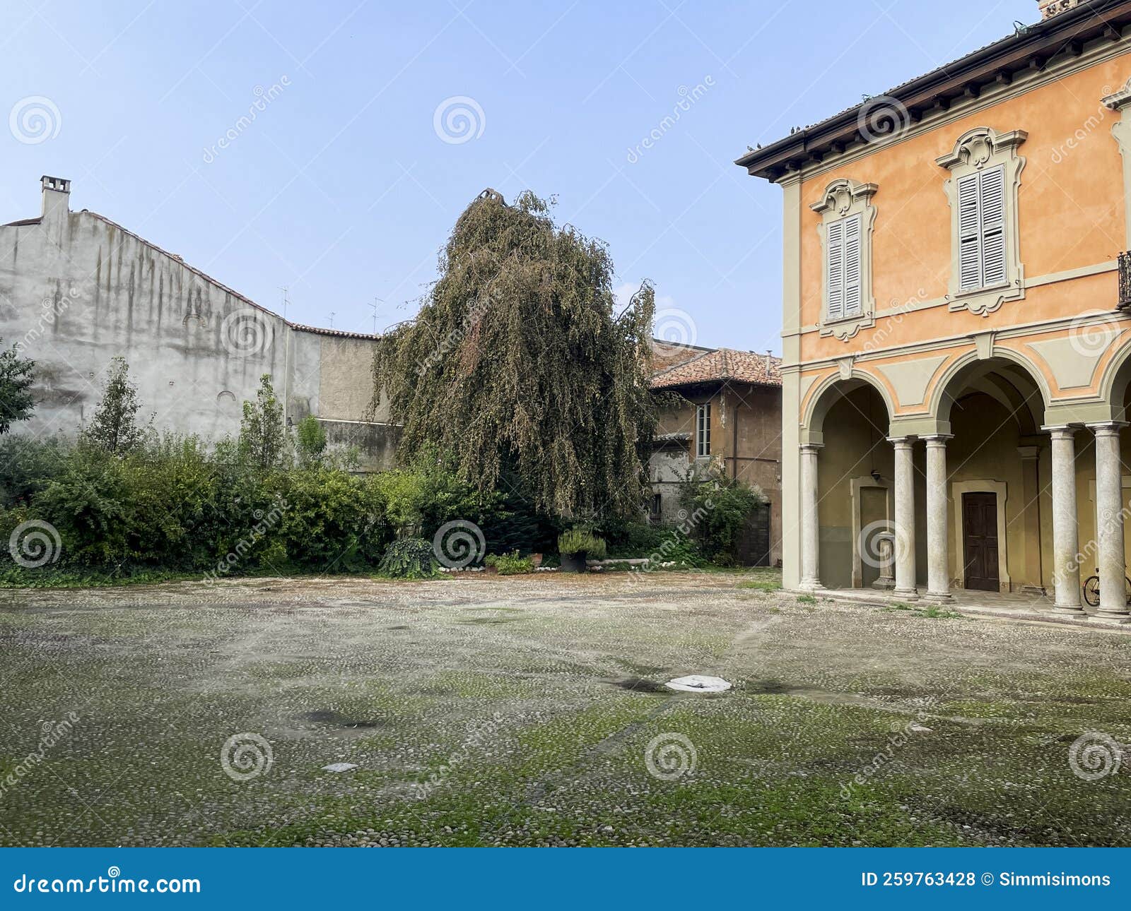 Italian Courtyard in Old Villa Stock Photo - Image of empty ...