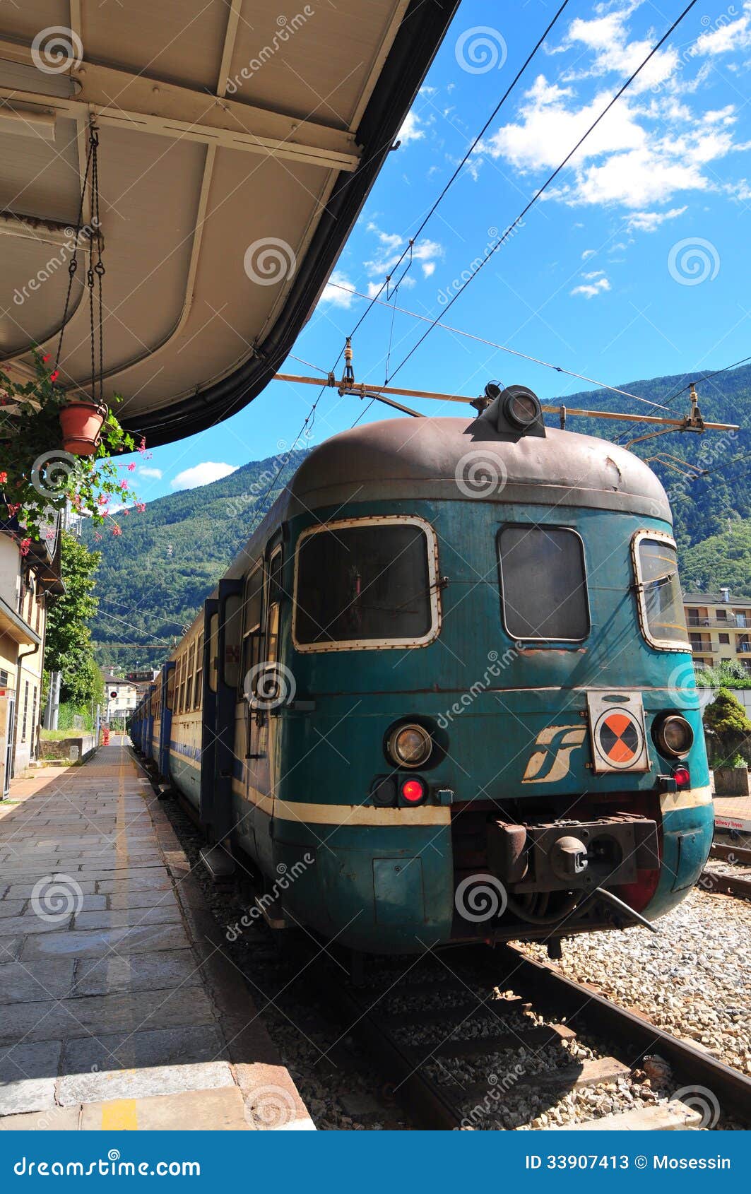 Italian train editorial stock photo. Image of border - 33907413