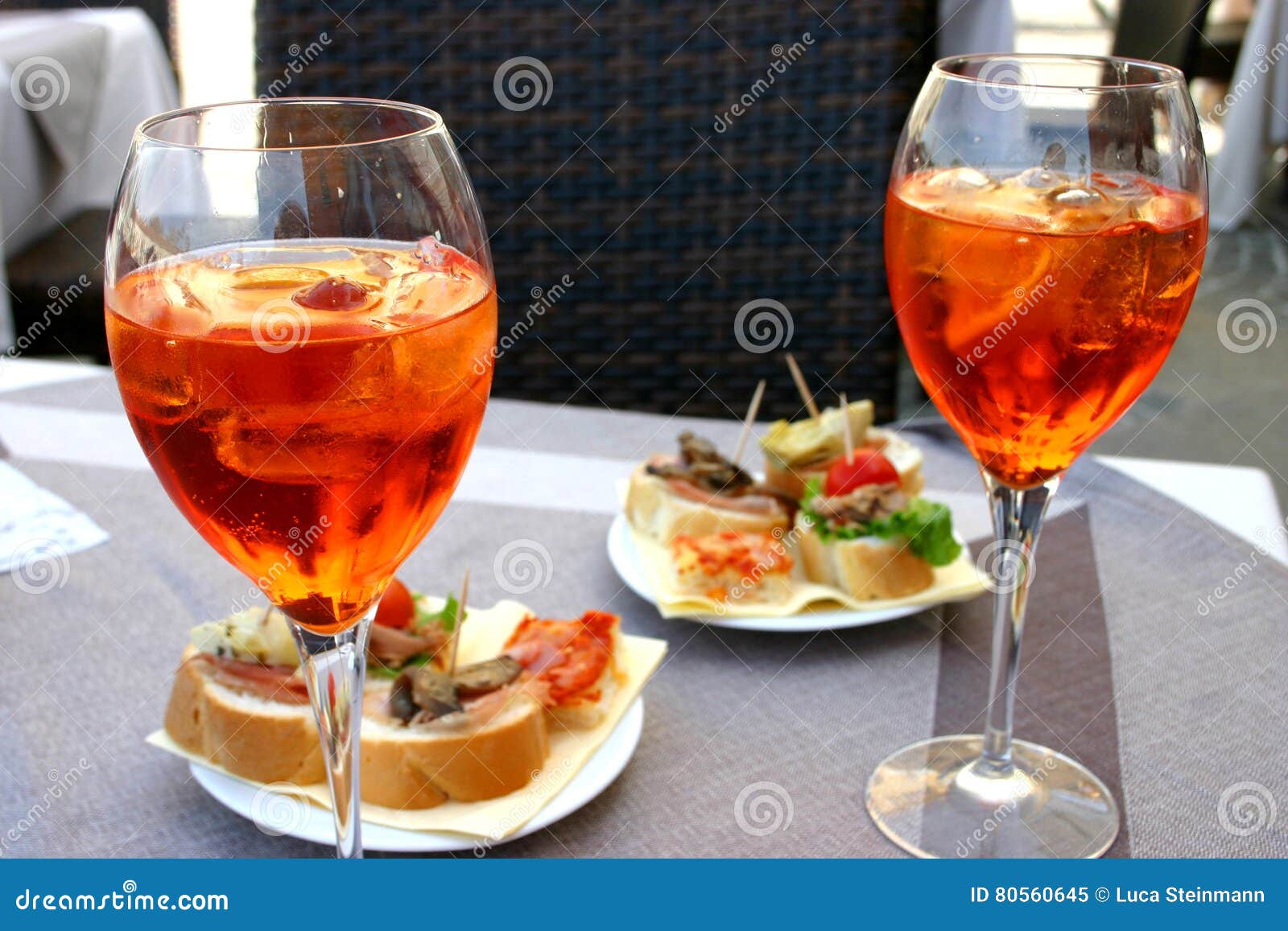 Italiener Apero Mit Aperol Spritz Stockbild - Bild von duft, schorle ...