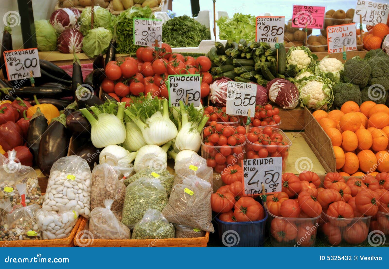 Italienischer Obst- Und Gemüse Markt Stockfoto - Bild von frisch ...