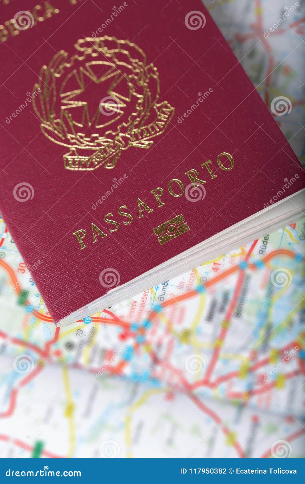 Italienischer Pass Auf Einer Karte Stockfoto - Bild von italienisch ...