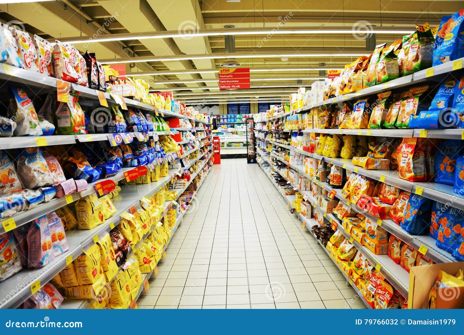 Italienischer Sauberer Supermarkt, Innen Redaktionelles Stockfotografie ...