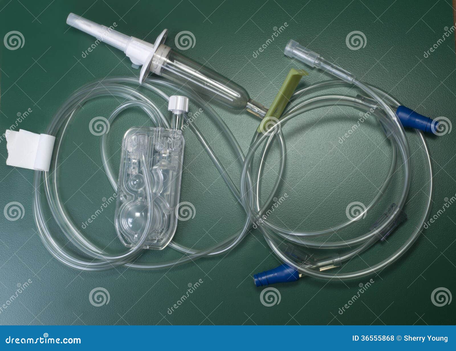 IV cateter no verde foto de stock. Imagem de tratamento - 36555868