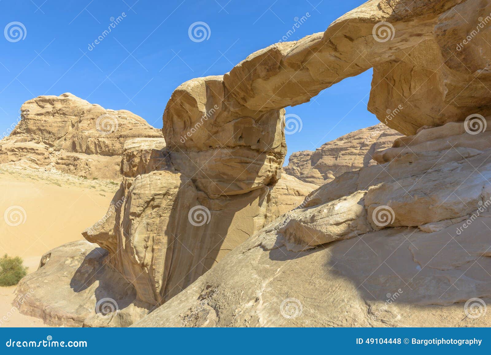 Jabal Umm Fruth Bridge in Wadi Rum Stock Foto - Image of maan, milieu ...