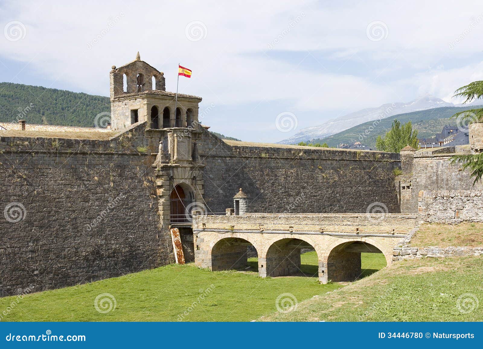 Jaca, Spagna fotografia stock. Immagine di limite, spruzzo - 34446780