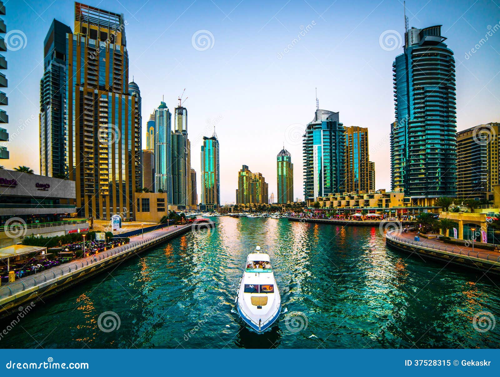 Jachthaven Doubai redactionele afbeelding. Image of kustlijn - 37528315