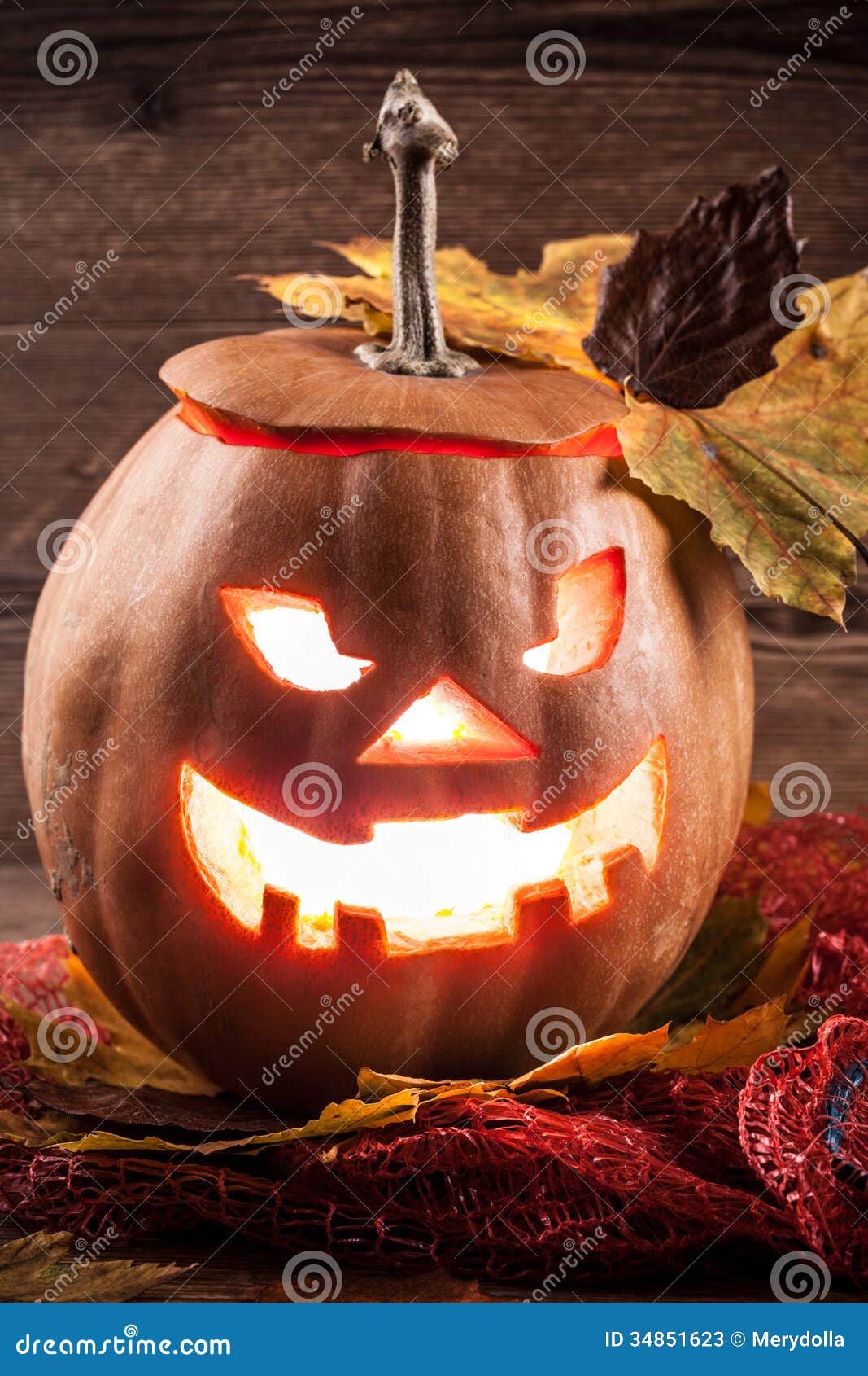 Jack-o-linterna Con Las Hojas Imagen de archivo - Imagen de tallado ...