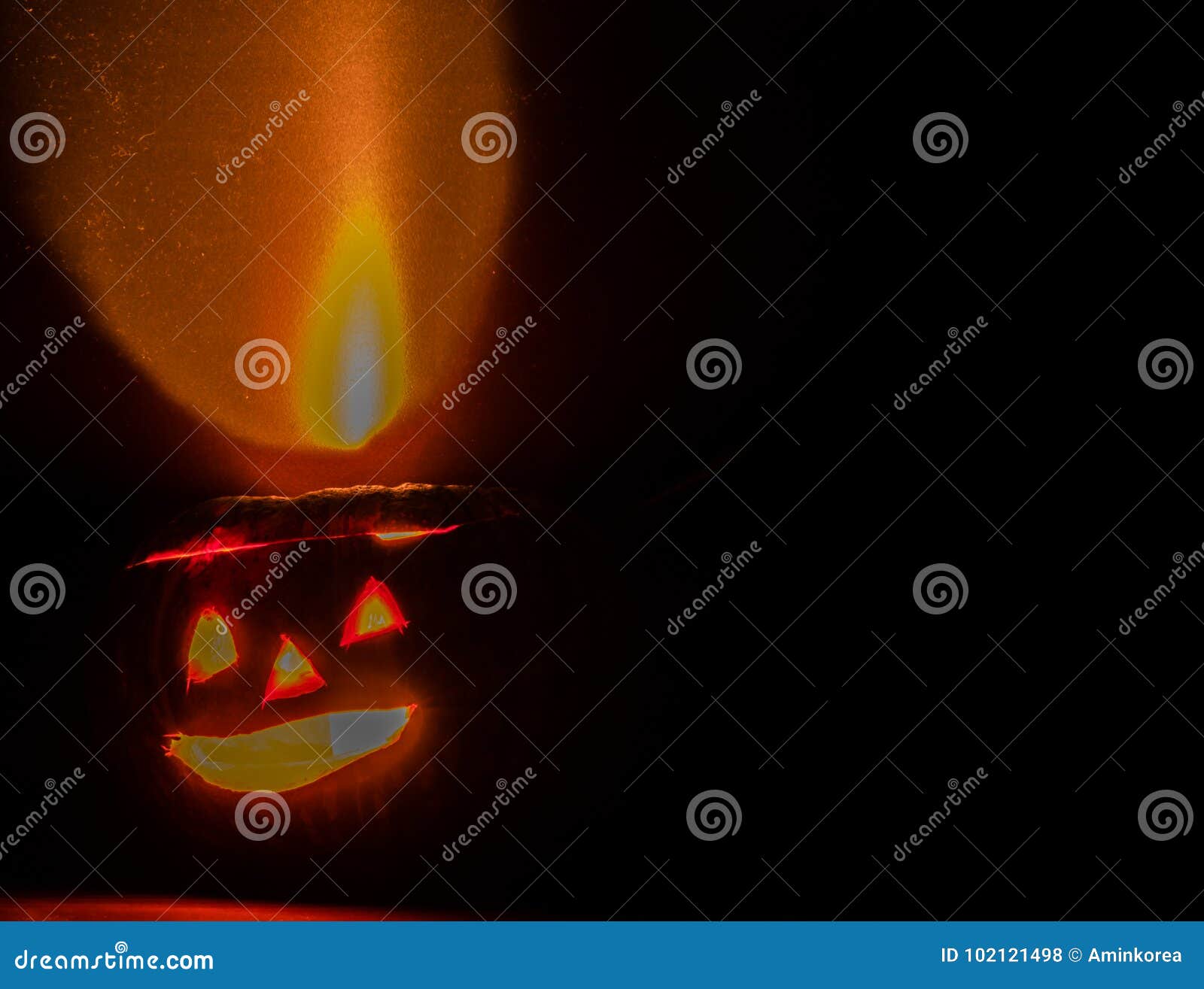 Jack-O-linterna Del Lit Que Echa Resplandor Rojizo Foto de archivo ...