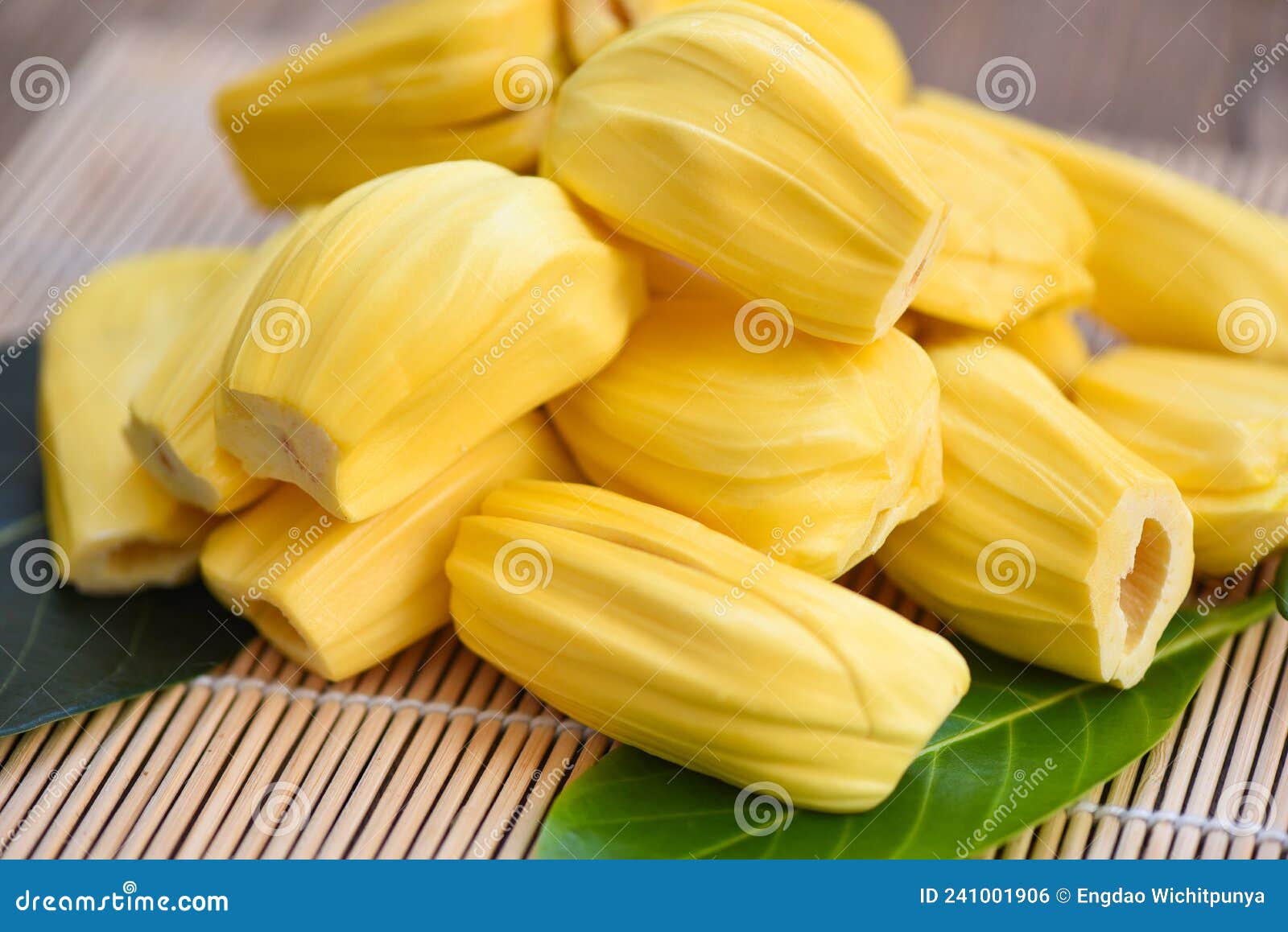 Jackfruit on Wooden Plate with Leaf, Ripe Jackfruit Peeled Tropical ...