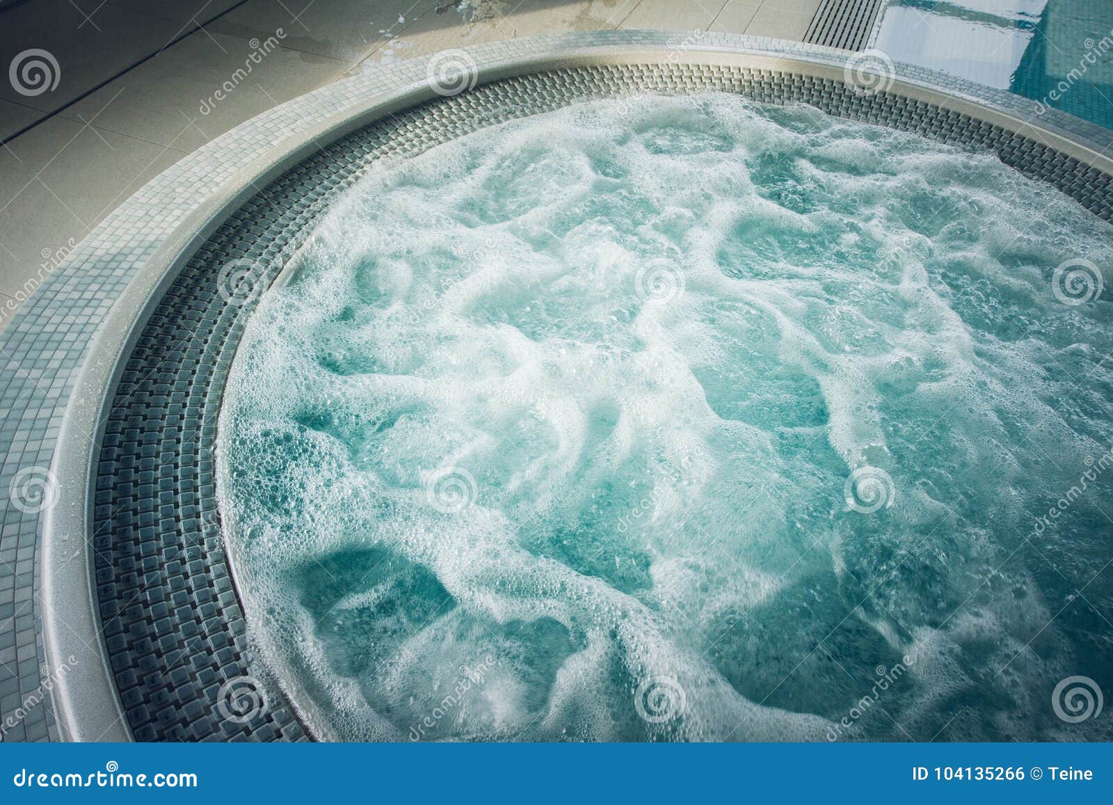 Jacuzzi foto de archivo. Imagen de apacible, fresco - 104135266