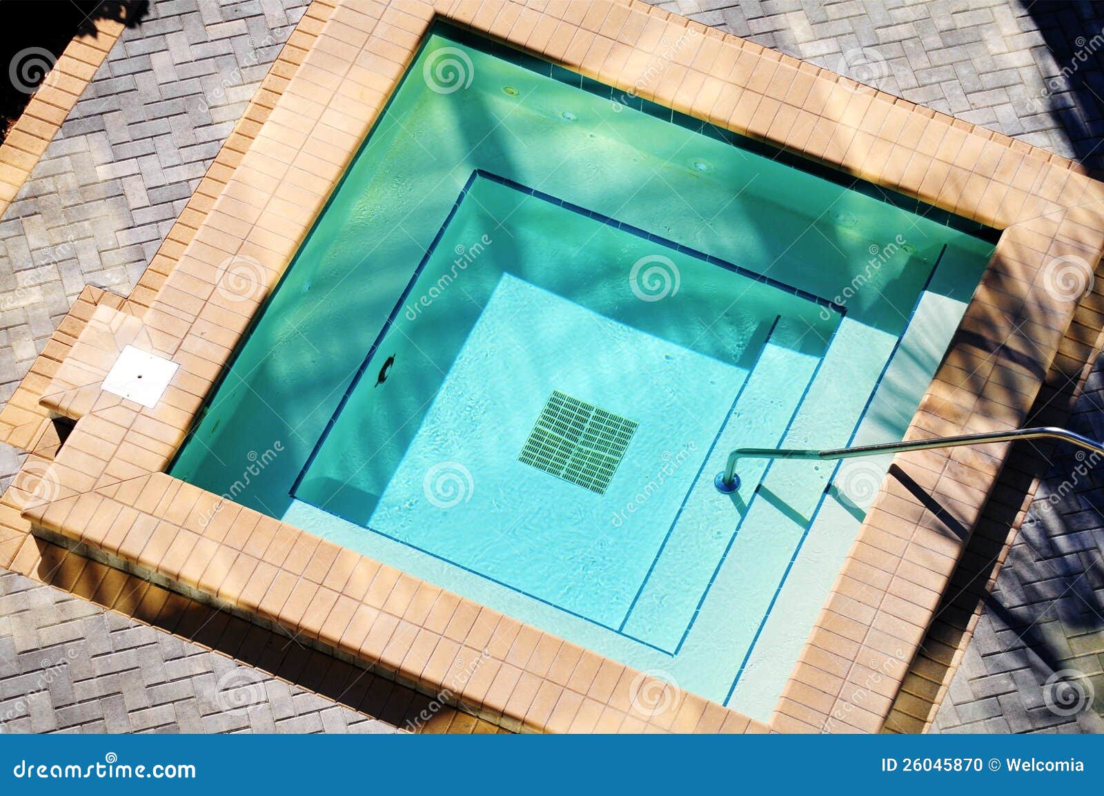 Jacuzzi Al Aire Libre Cuadrado Foto de archivo - Imagen de nadada ...