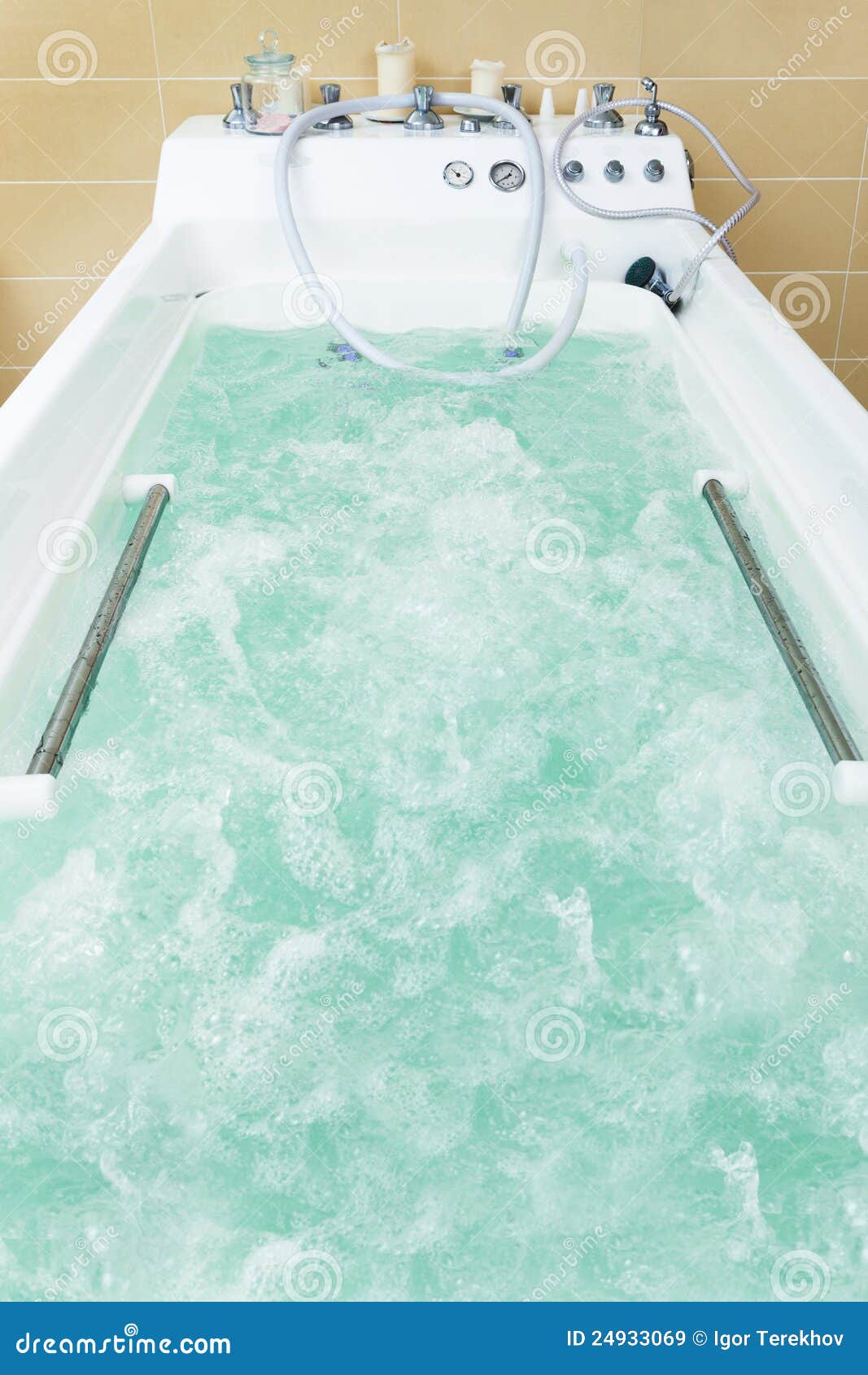Jacuzzi bonito imagem de stock. Imagem de chuveiro, beleza - 24933069