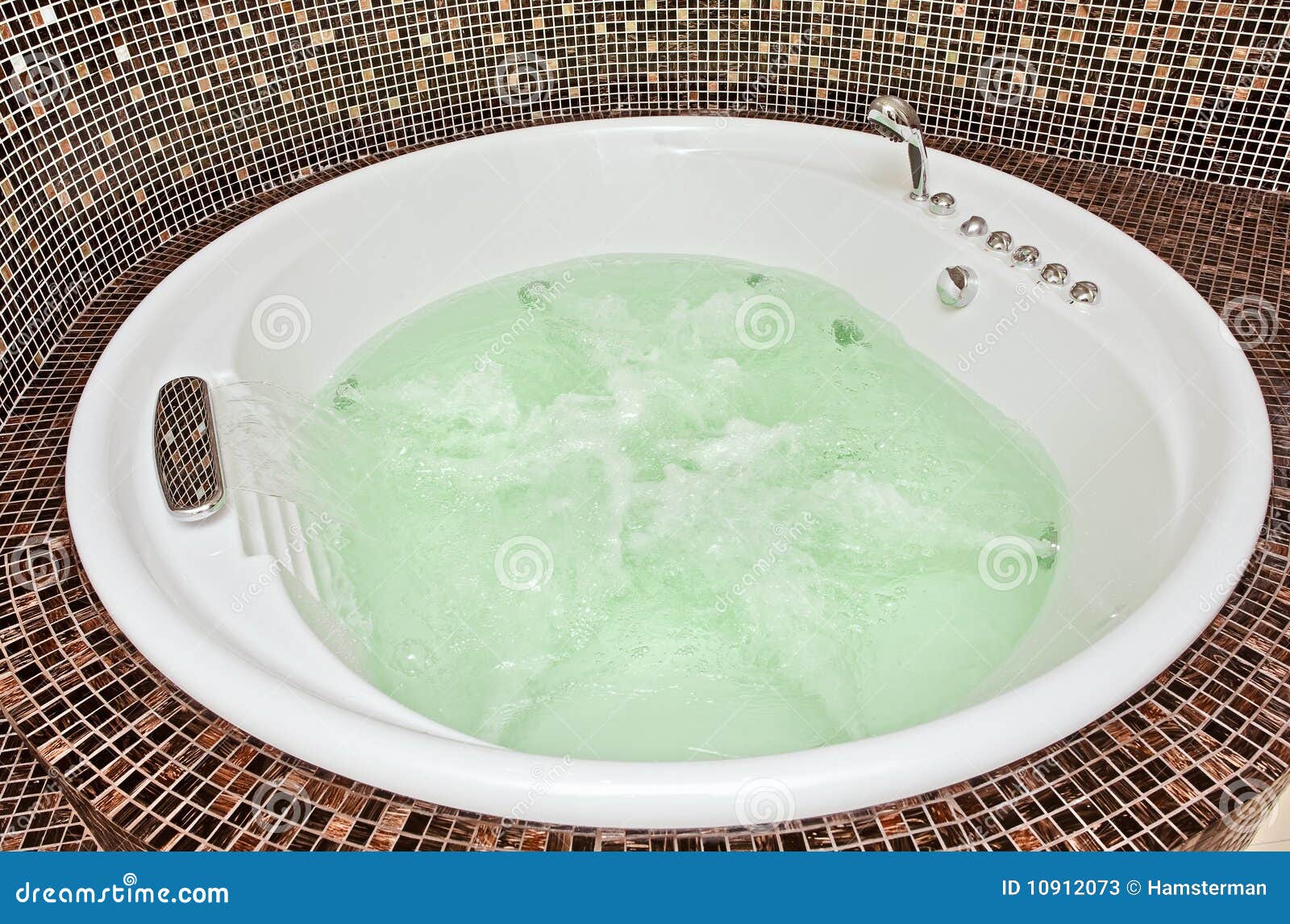 Jacuzzi Con Agua Y El Mosaico Que Remolinan Imagen de archivo - Imagen ...