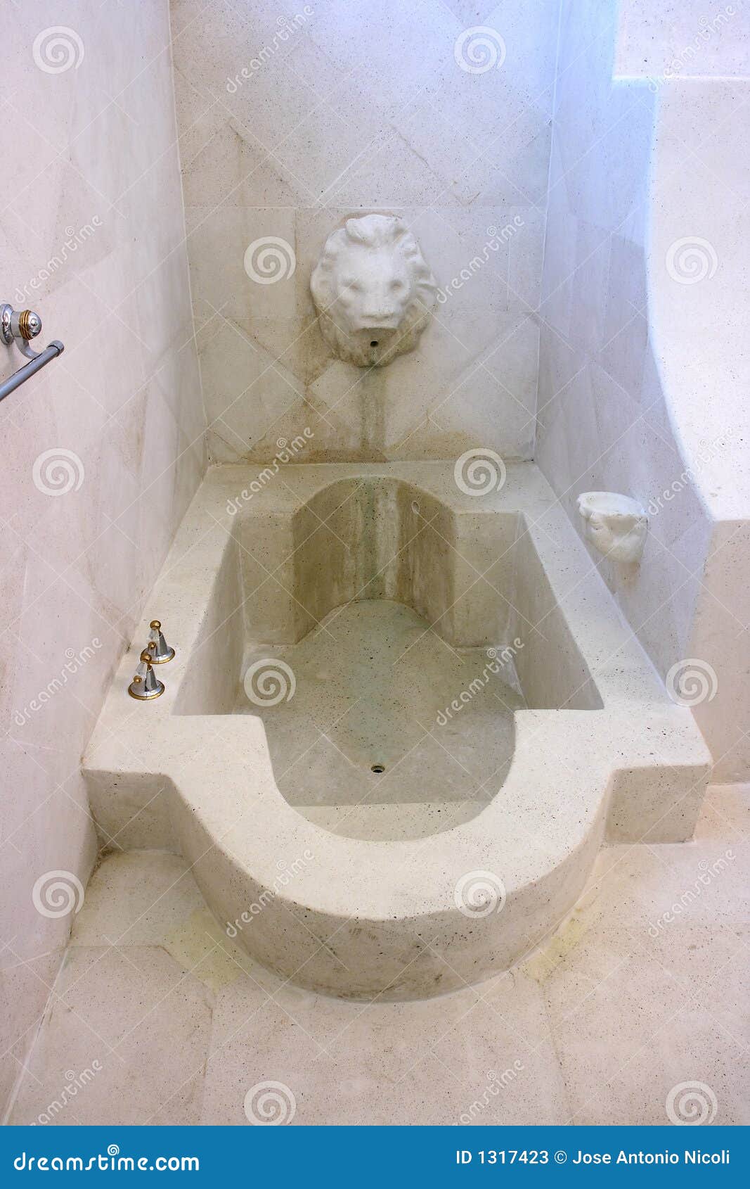 Jacuzzi de piedra imagen de archivo. Imagen de reposo - 1317423