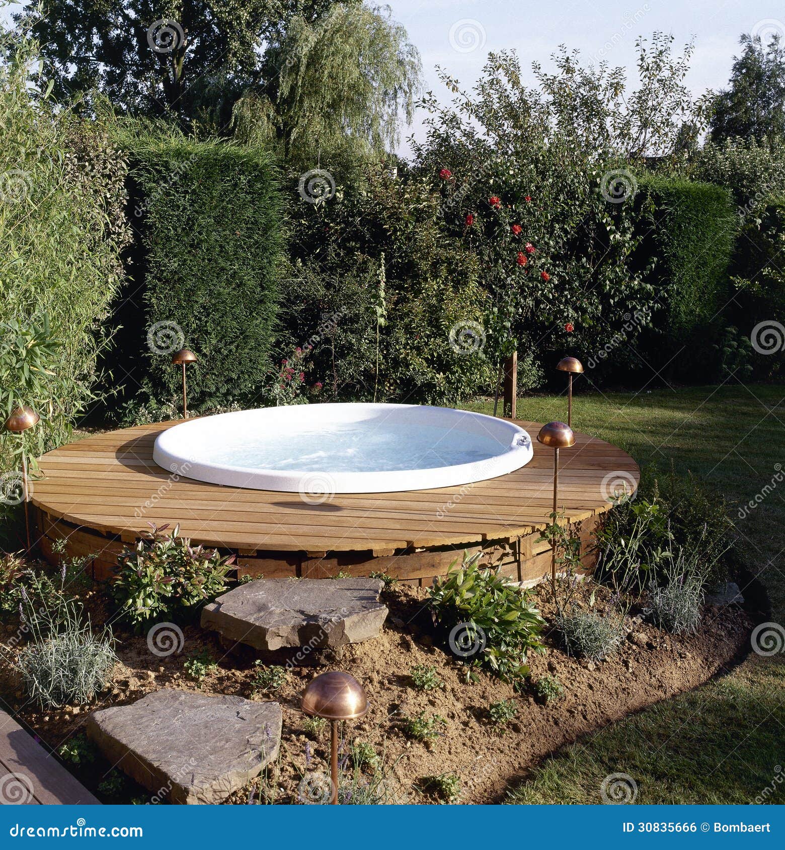 Jacuzzi exterior bonito foto de stock. Imagem de casa - 30835666