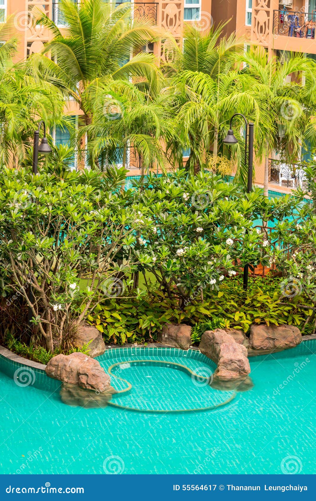 Jacuzzi na piscina imagem de stock. Imagem de bonito - 55564617